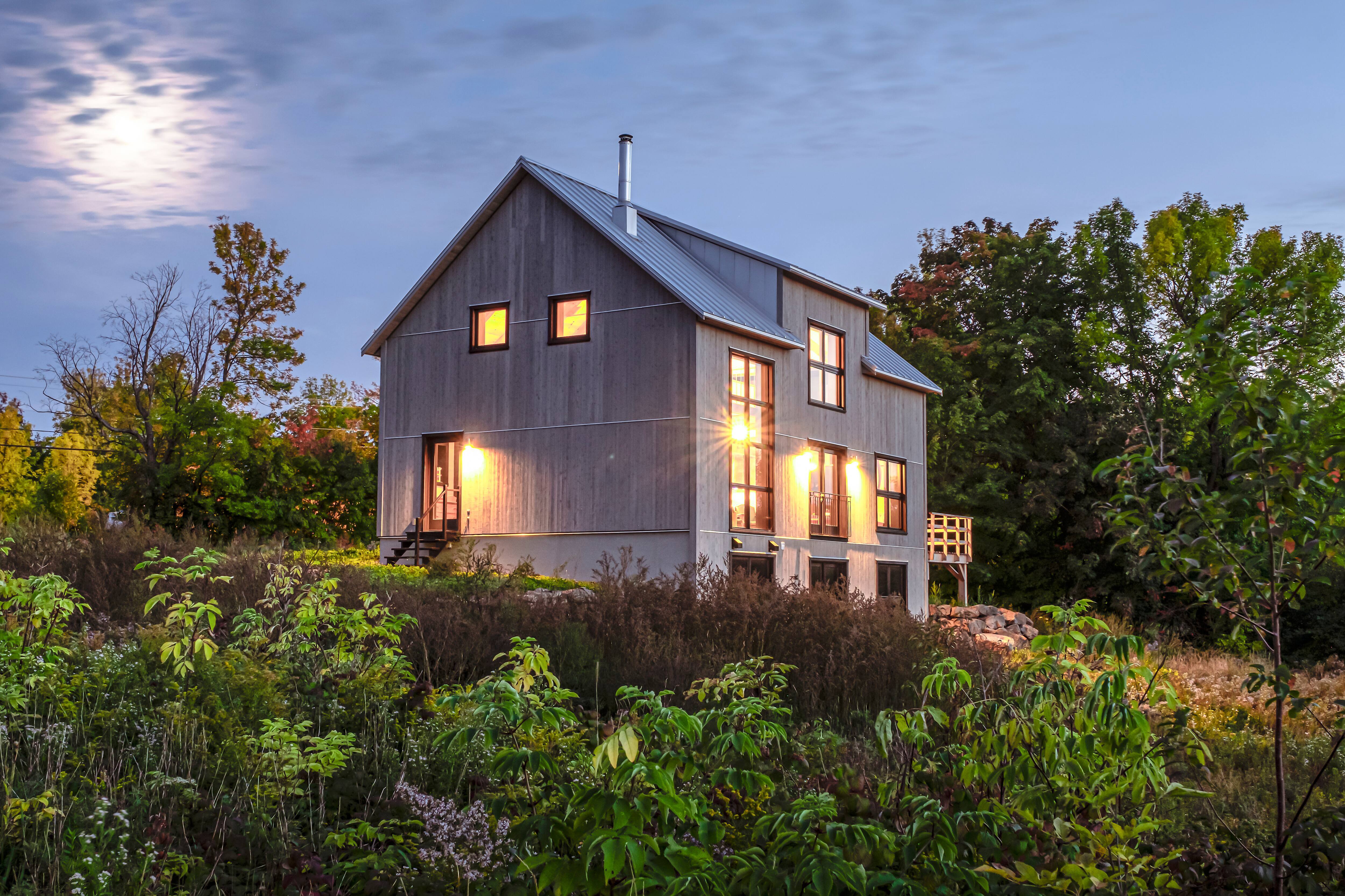 Ils construisent des maisons modernes qui vont durer longtemps avec un ...