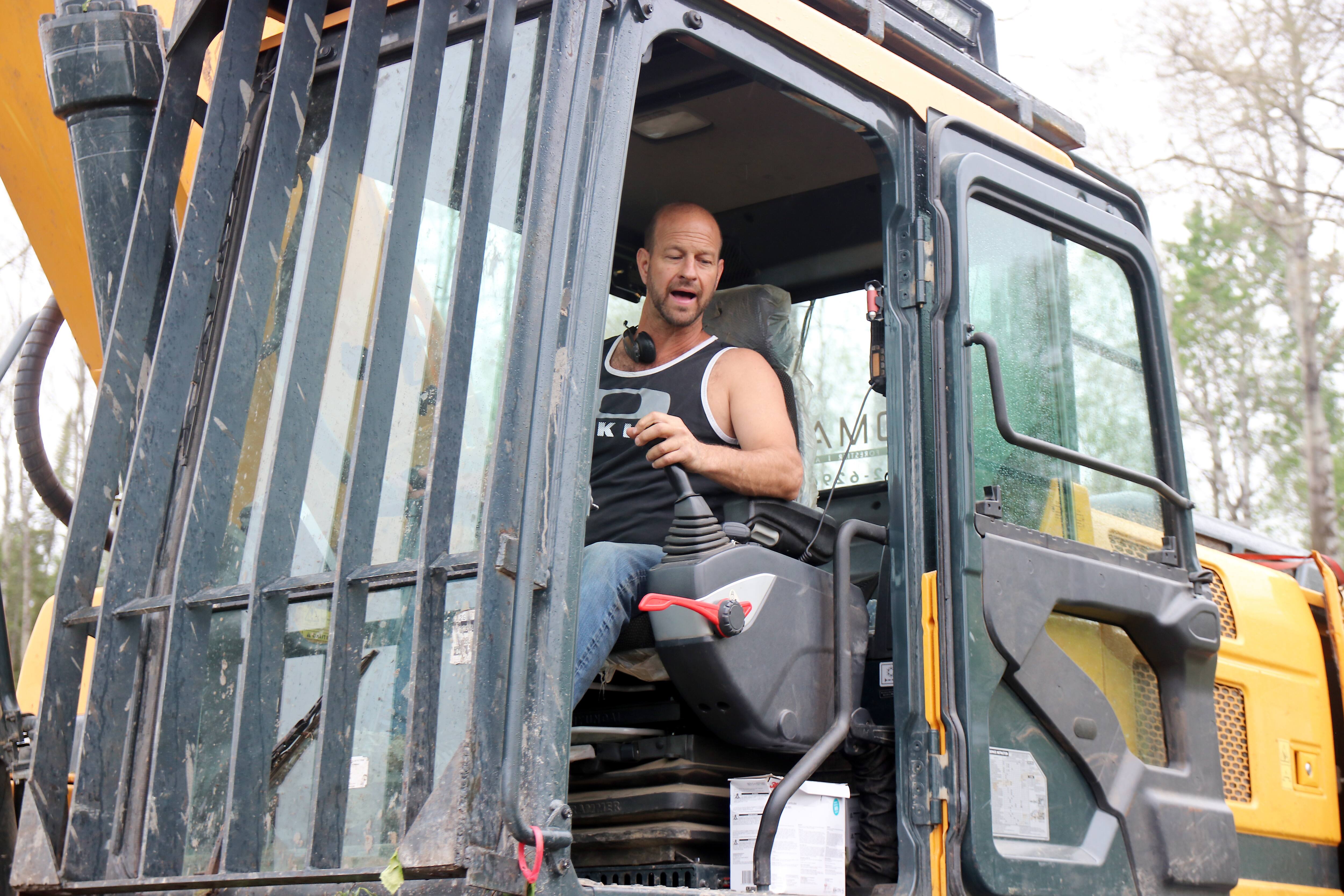 [EN IMAGES] Feux de forêt près de Normétal: il creuse sa propre ...