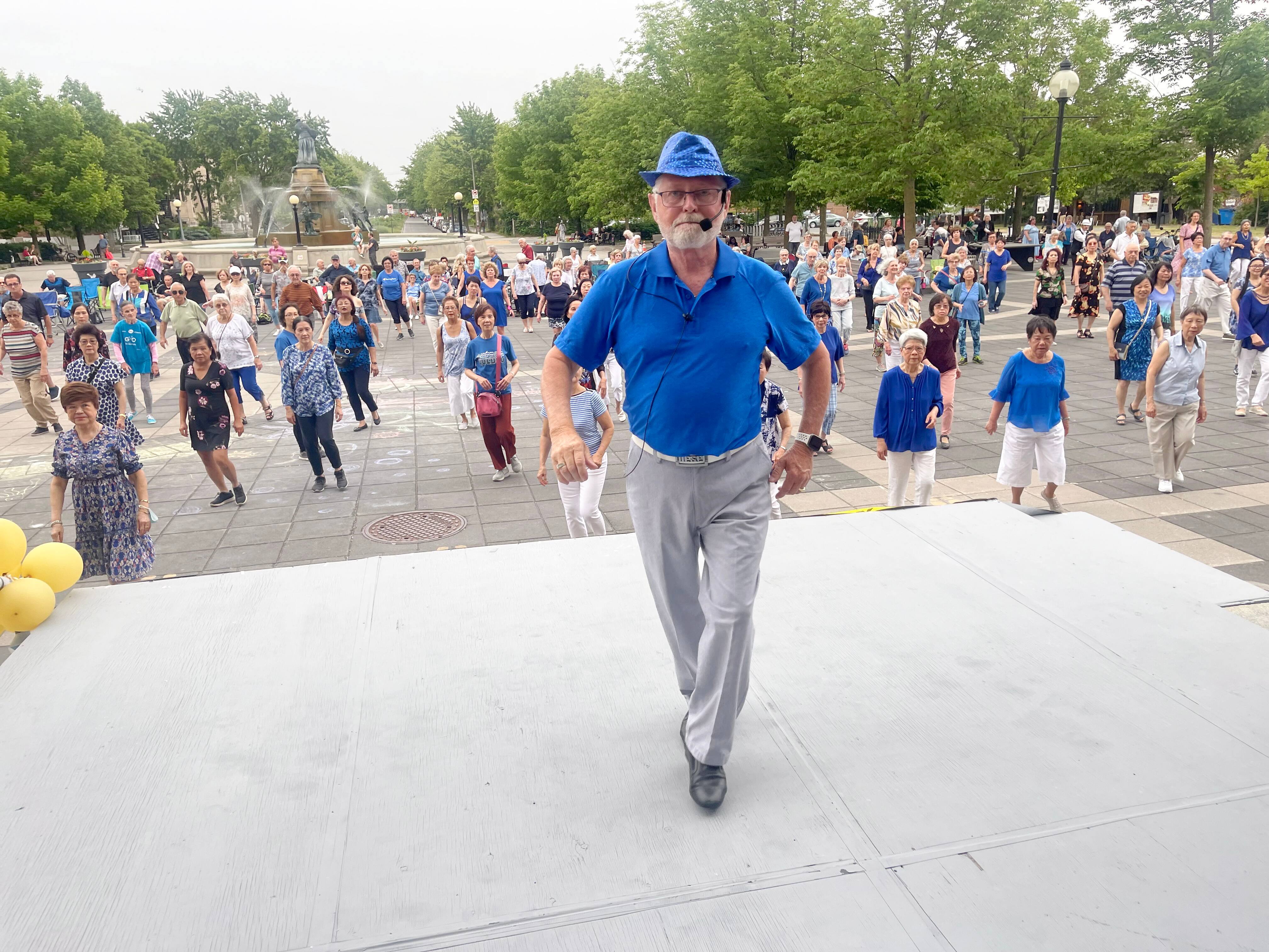 30 ans de danse sociale avec Ronald Lacoste devant le vieux Marché ...