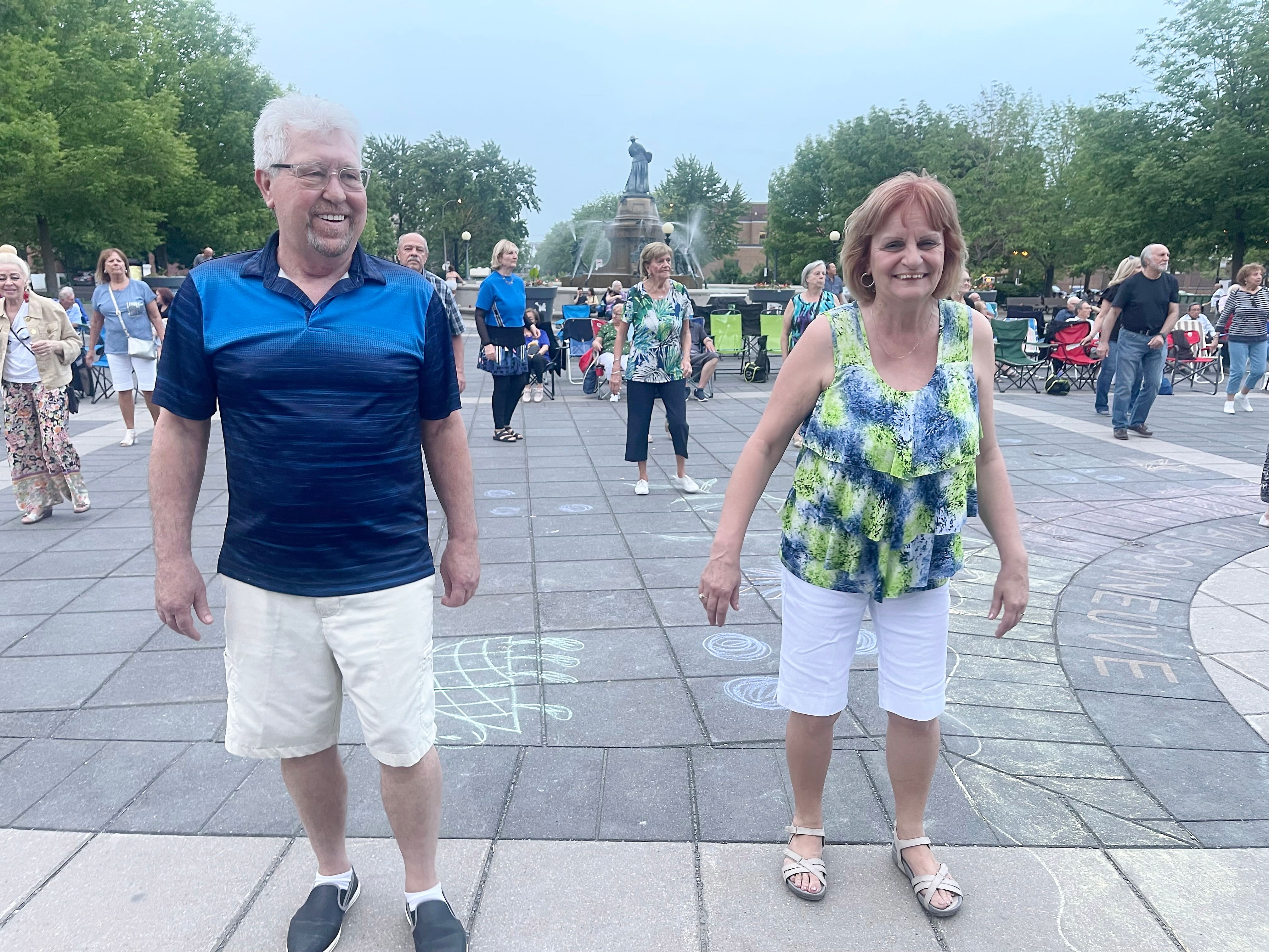 30 ans de danse sociale avec Ronald Lacoste devant le vieux Marché ...