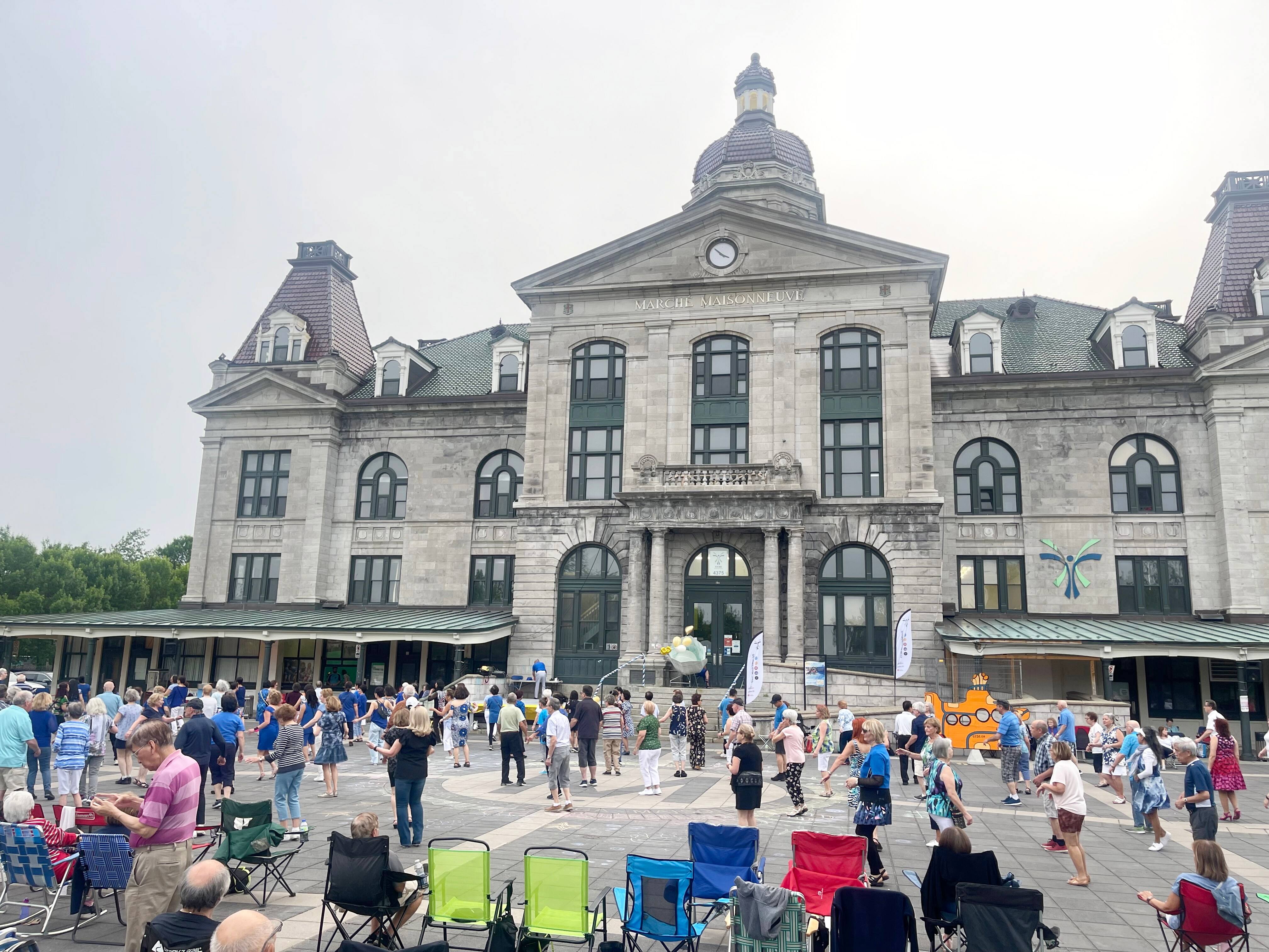 30 ans de danse sociale avec Ronald Lacoste devant le vieux Marché ...