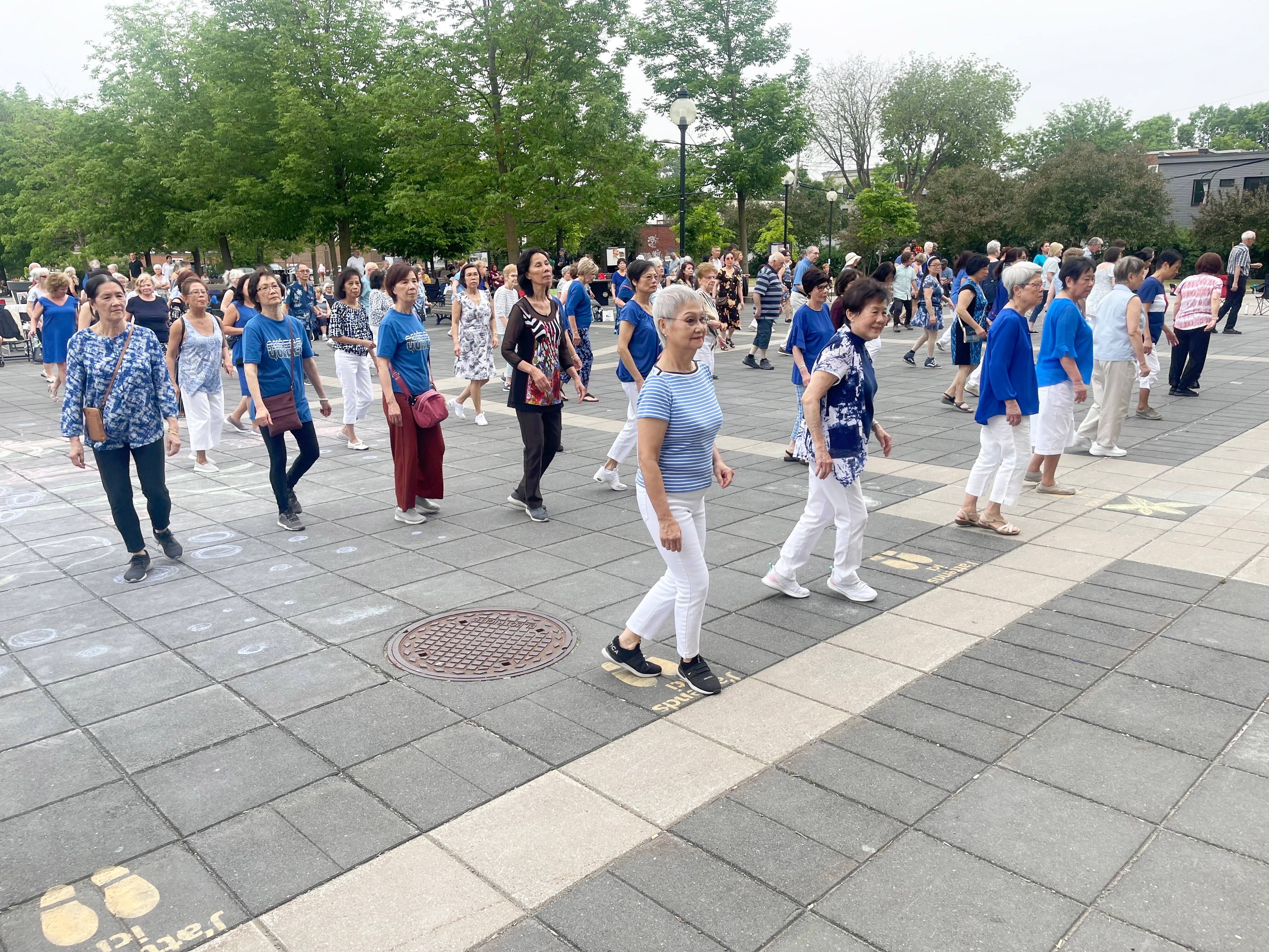 30 ans de danse sociale avec Ronald Lacoste devant le vieux Marché ...