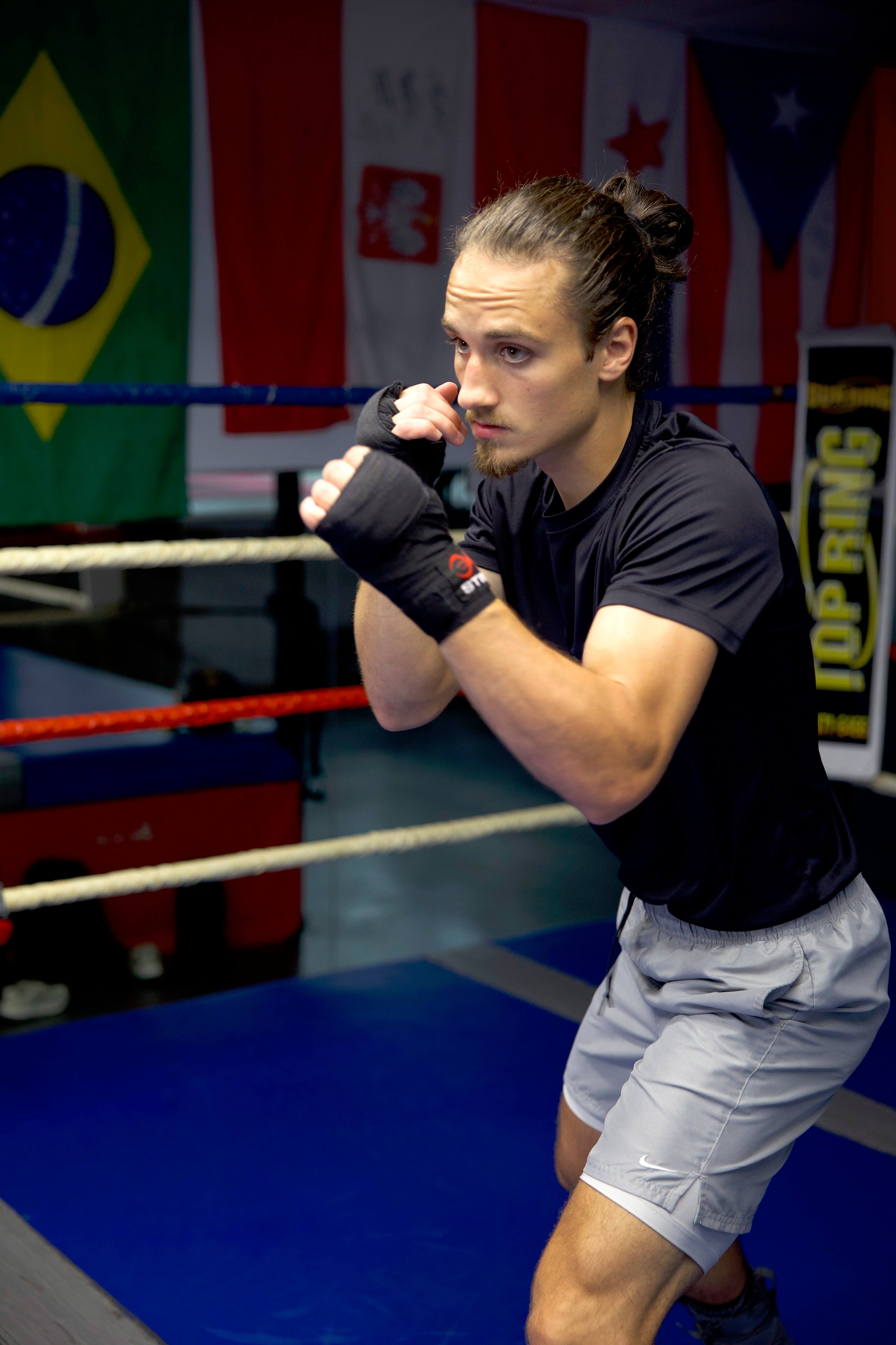 Étudiant à l’université, cet athlète québécois déconstruit le mythe du boxeur un coup de poing à ...
