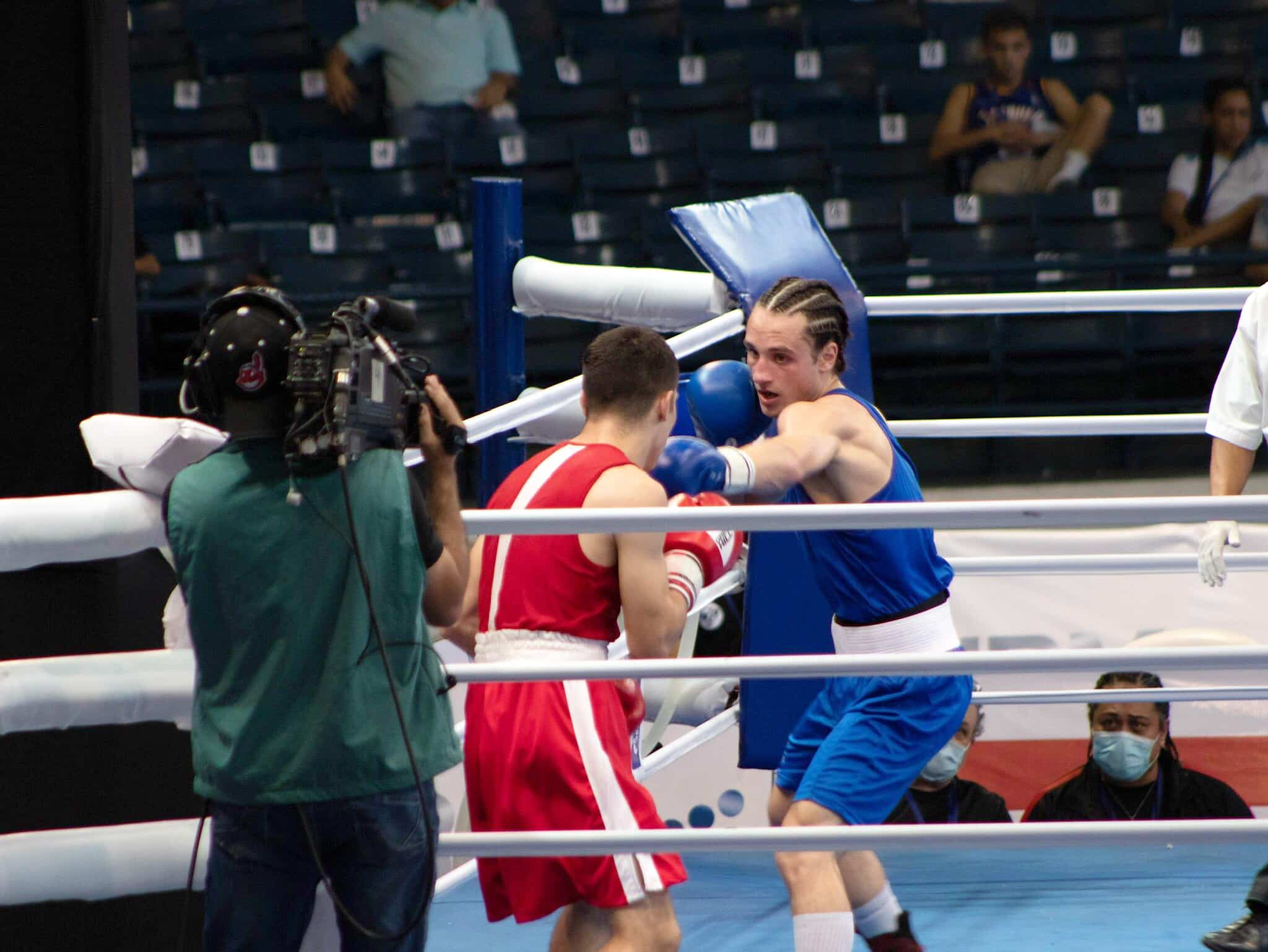 Étudiant à l’université, cet athlète québécois déconstruit le mythe du boxeur un coup de poing à ...