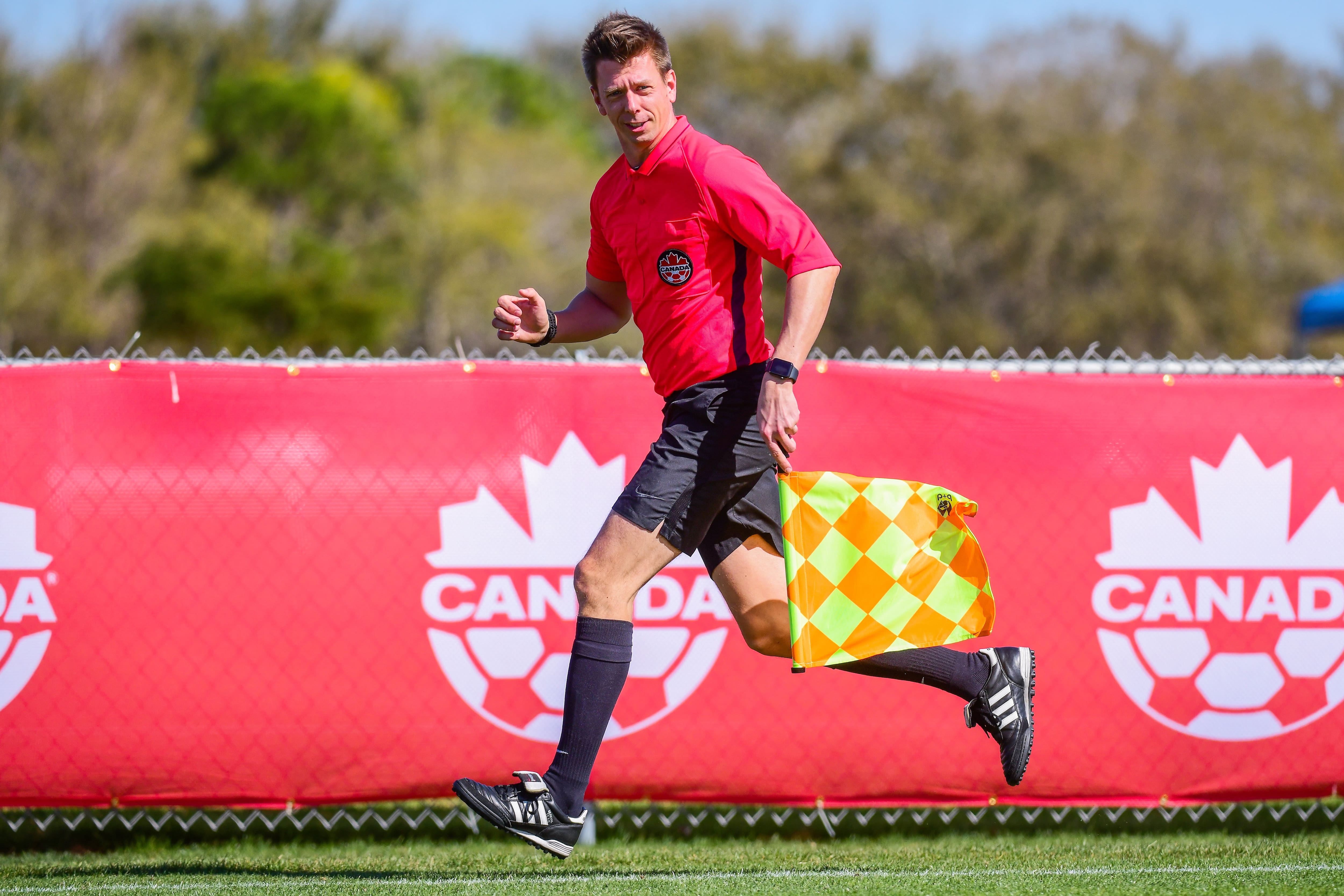 Frappé à la tête par un joueur, cet ancien arbitre de la MLS porterait ...