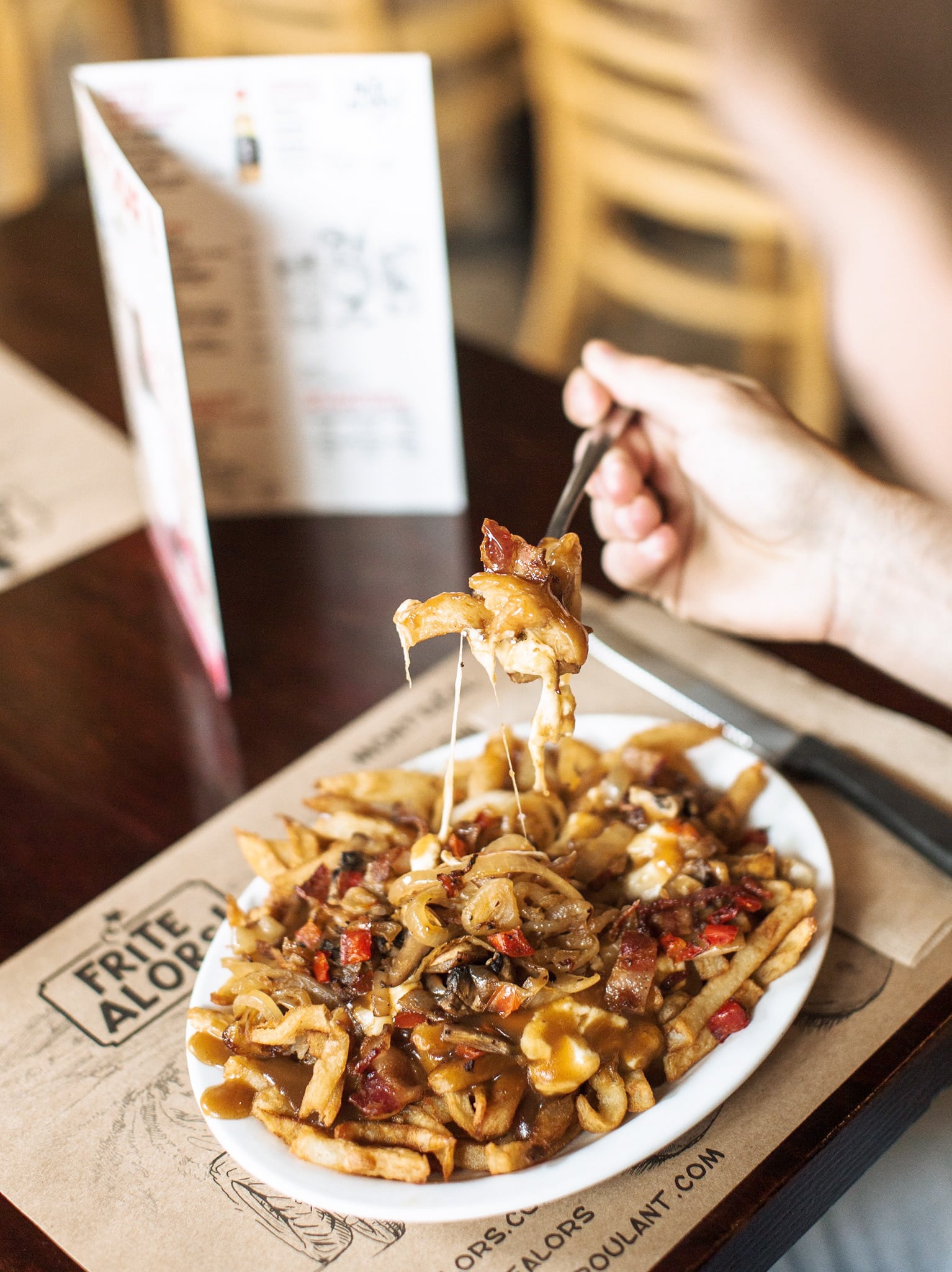 On ne sait pas qui a inventé la poutine, mais on sait que ces 7 ...