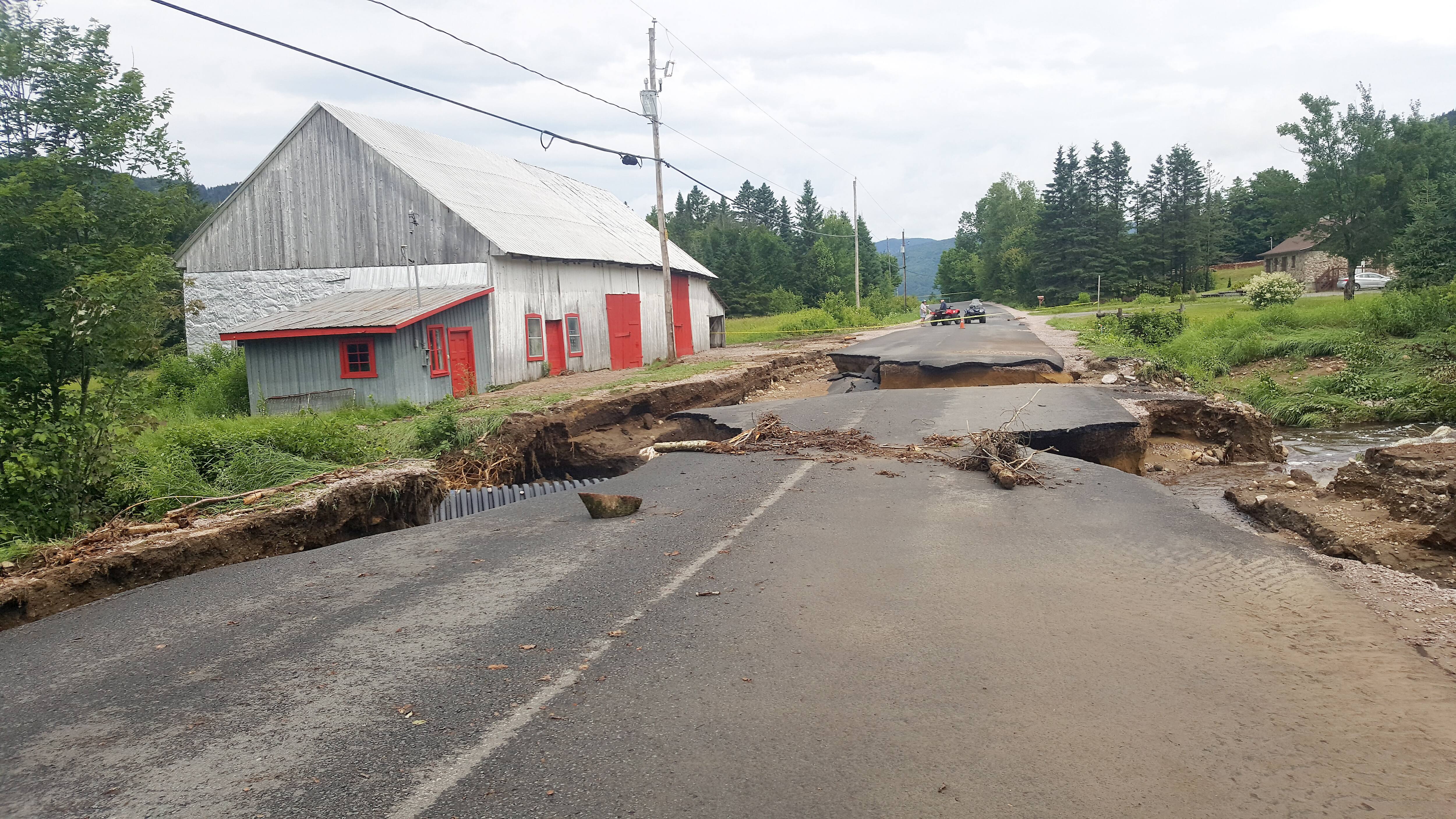 Affaissements de routes à cause des inondations: «On n’a jamais pensé ...