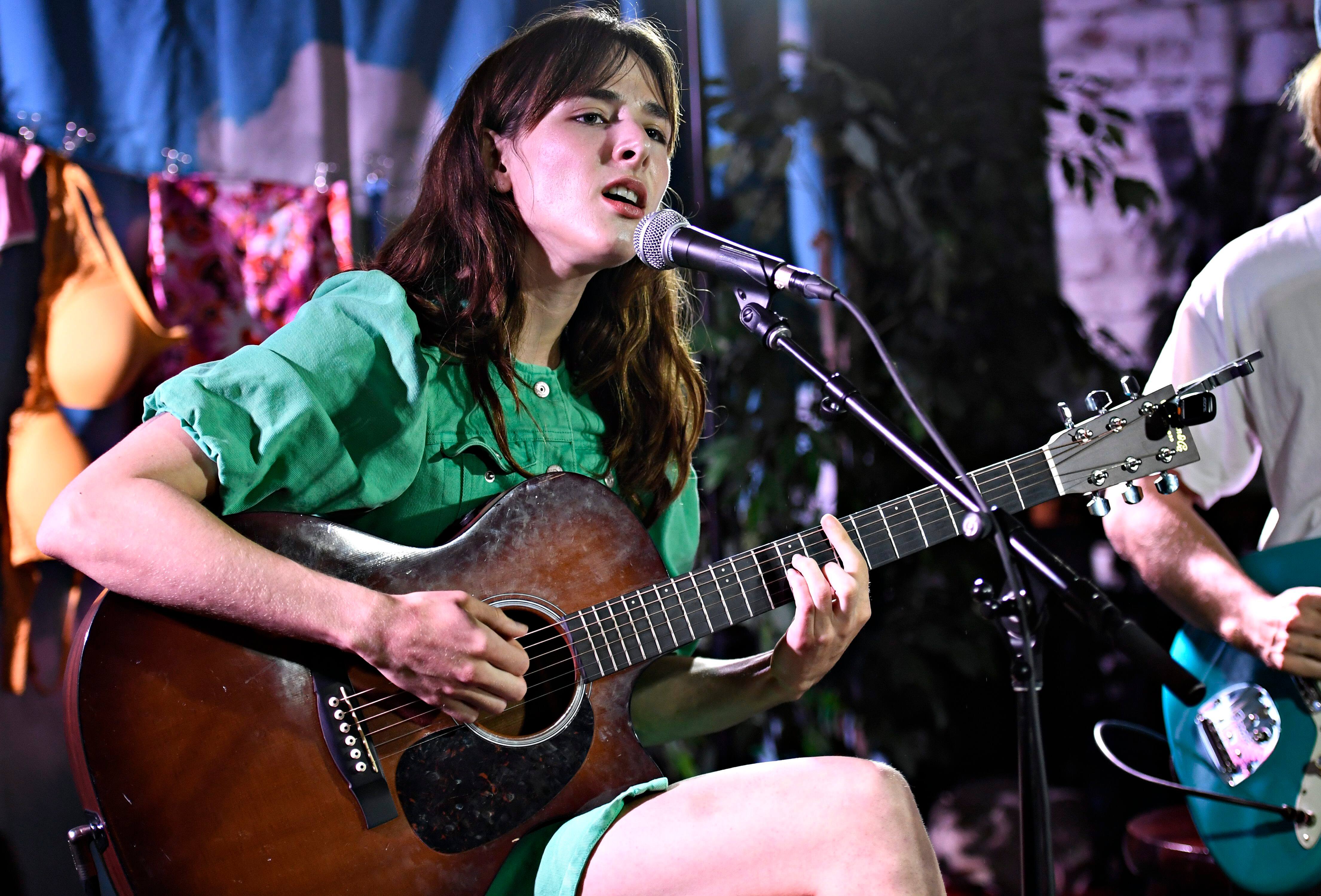 Pop-Up FEQ: Ariane Roy en formule «trop court» au Blaxton | JDM