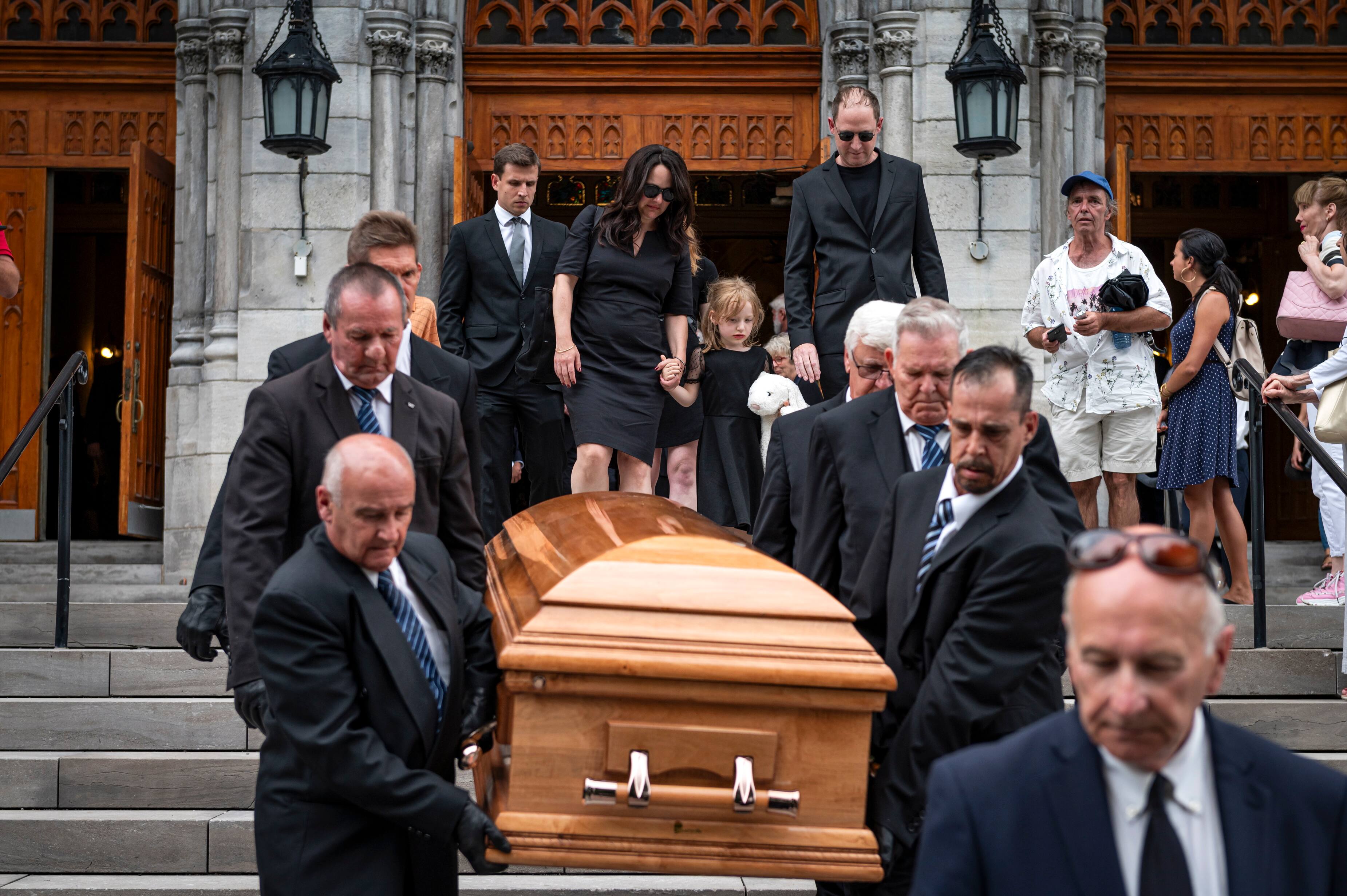 [EN IMAGES] Du soleil et des hommages aux funérailles de Denise ...