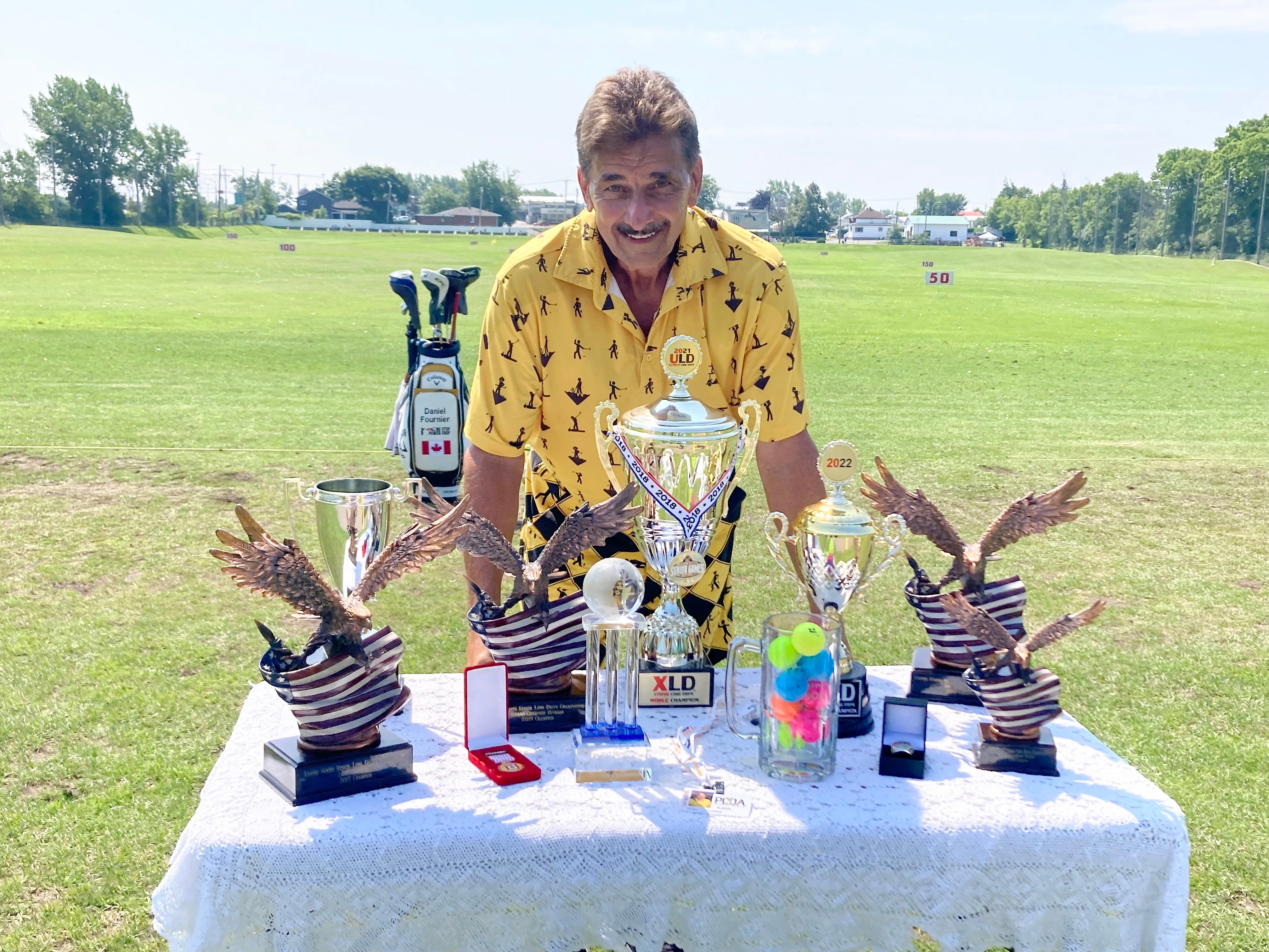 [À VOIR] Ce puissant sexagénaire québécois frappe la balle de golf à ...
