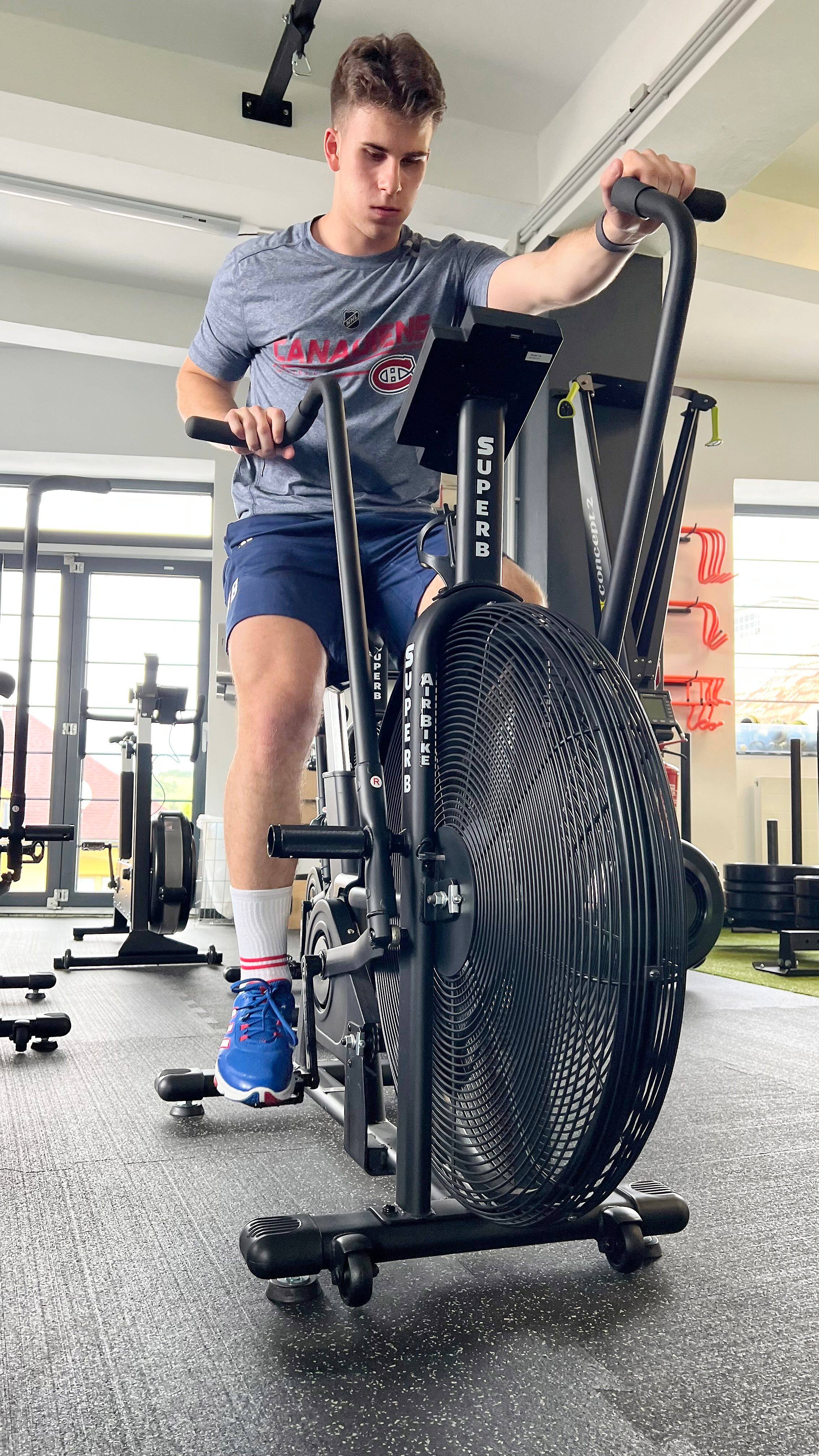 [PHOTOS] L'espoir du Canadien Filip Mesar a un but précis en tête pour ...