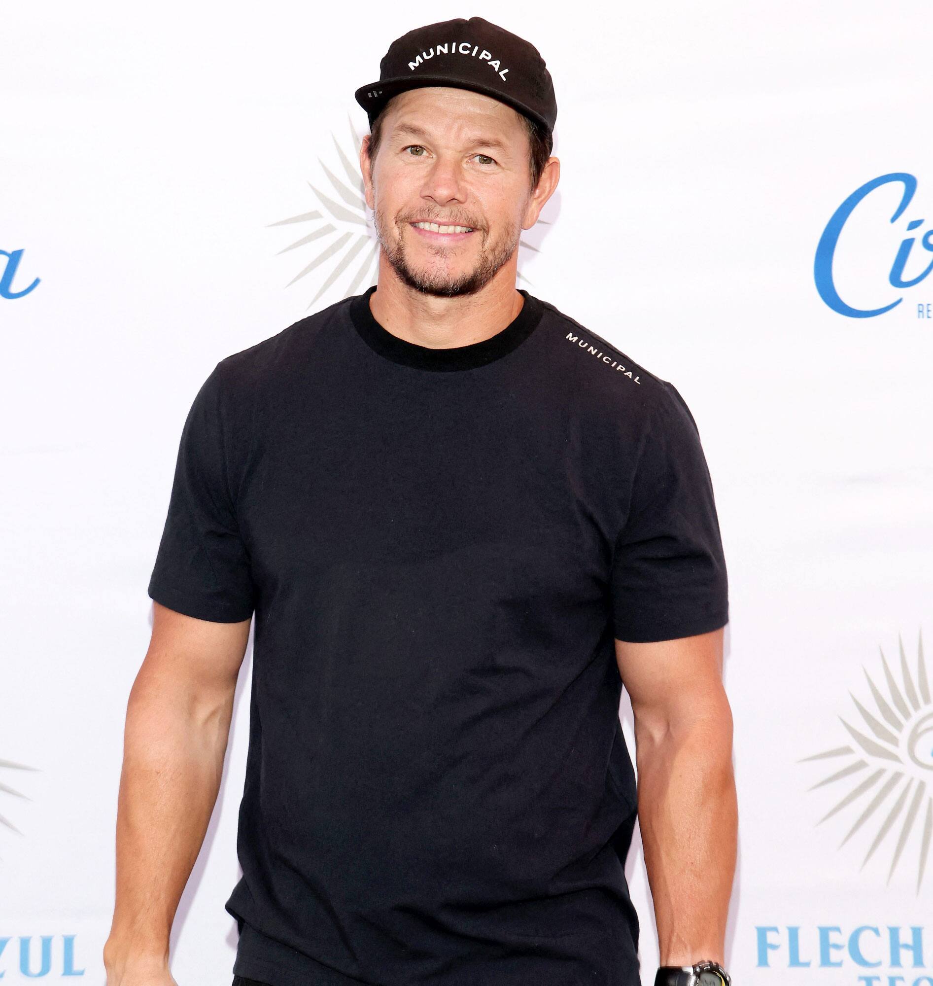 À 52 ans, Mark Wahlberg a de plus beaux abdos qu’il y a 30 ans | JDM