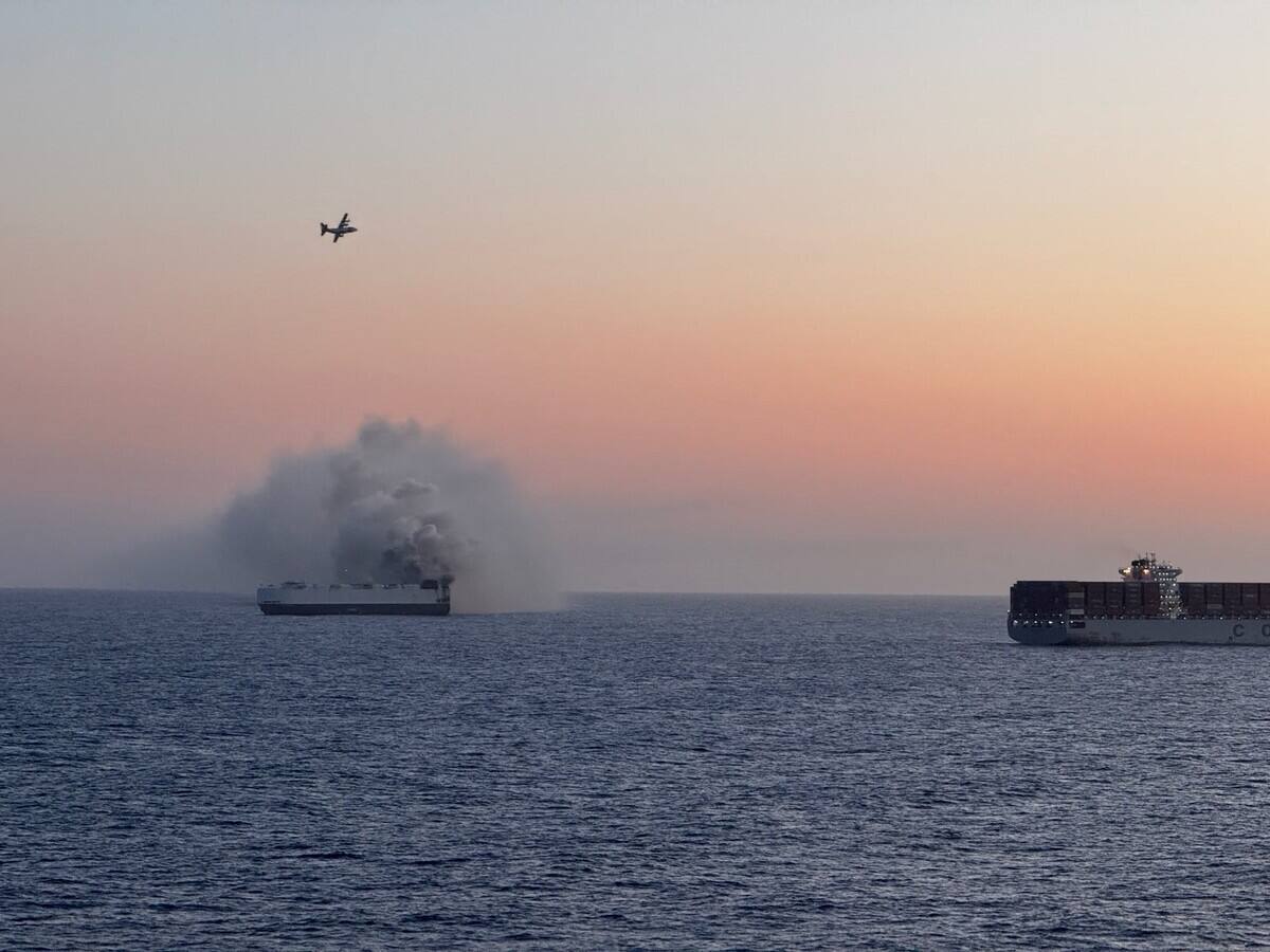Un cargo transportant des véhicules électriques prend feu au large de l ...