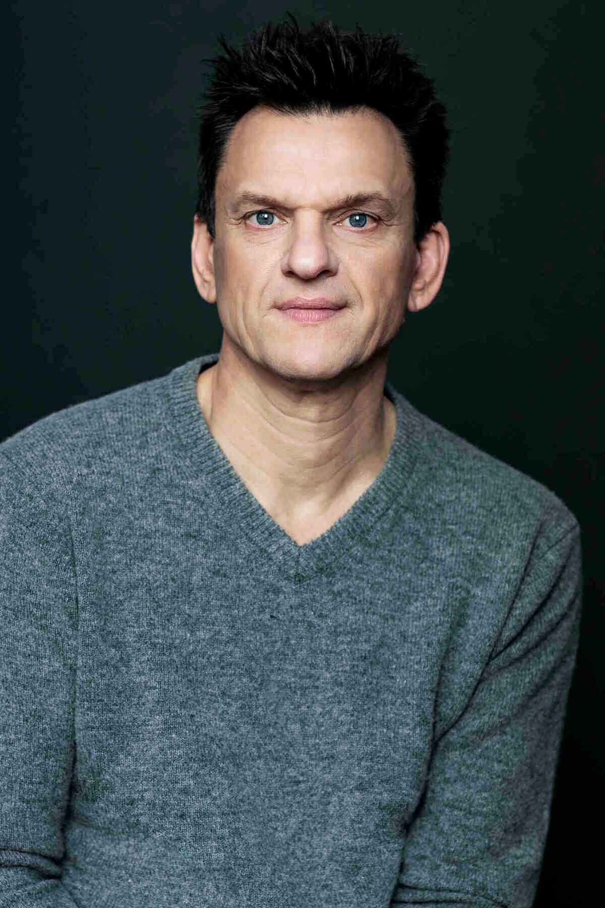 Alex Bisping joue un politicien misogyne, violent et extrêmement tendu ...