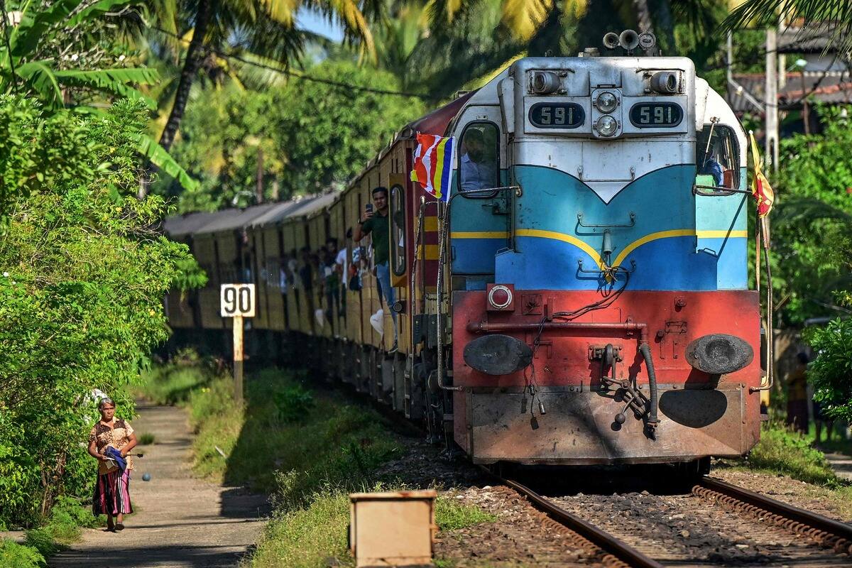 Au Sri Lanka, le train devenu symbole du tsunami de 2004 rend hommage aux victimes | TVA Nouvelles