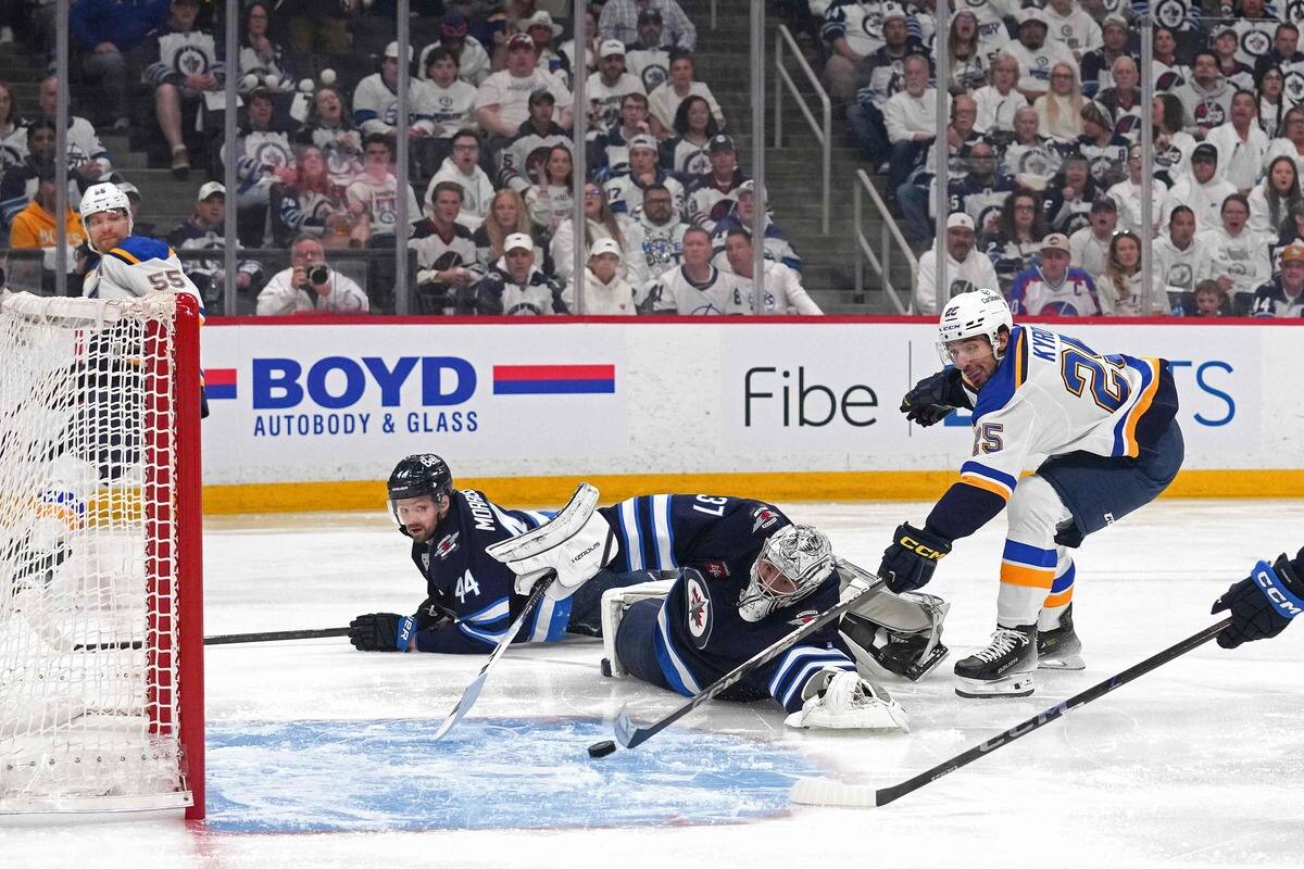 Connor Hellebuyck tire son équipe vers le fond: chiffres à l’appui, il ...
