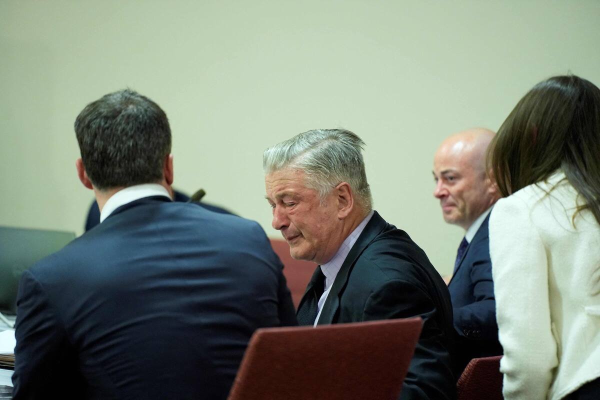 Le procès d'Alec Baldwin pour homicide involontaire annulé pour vice de ...