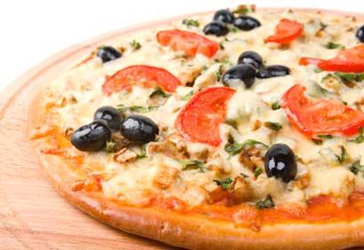 Pizzas grillées aux tomates, aux olives et au basilic | Coup de pouce