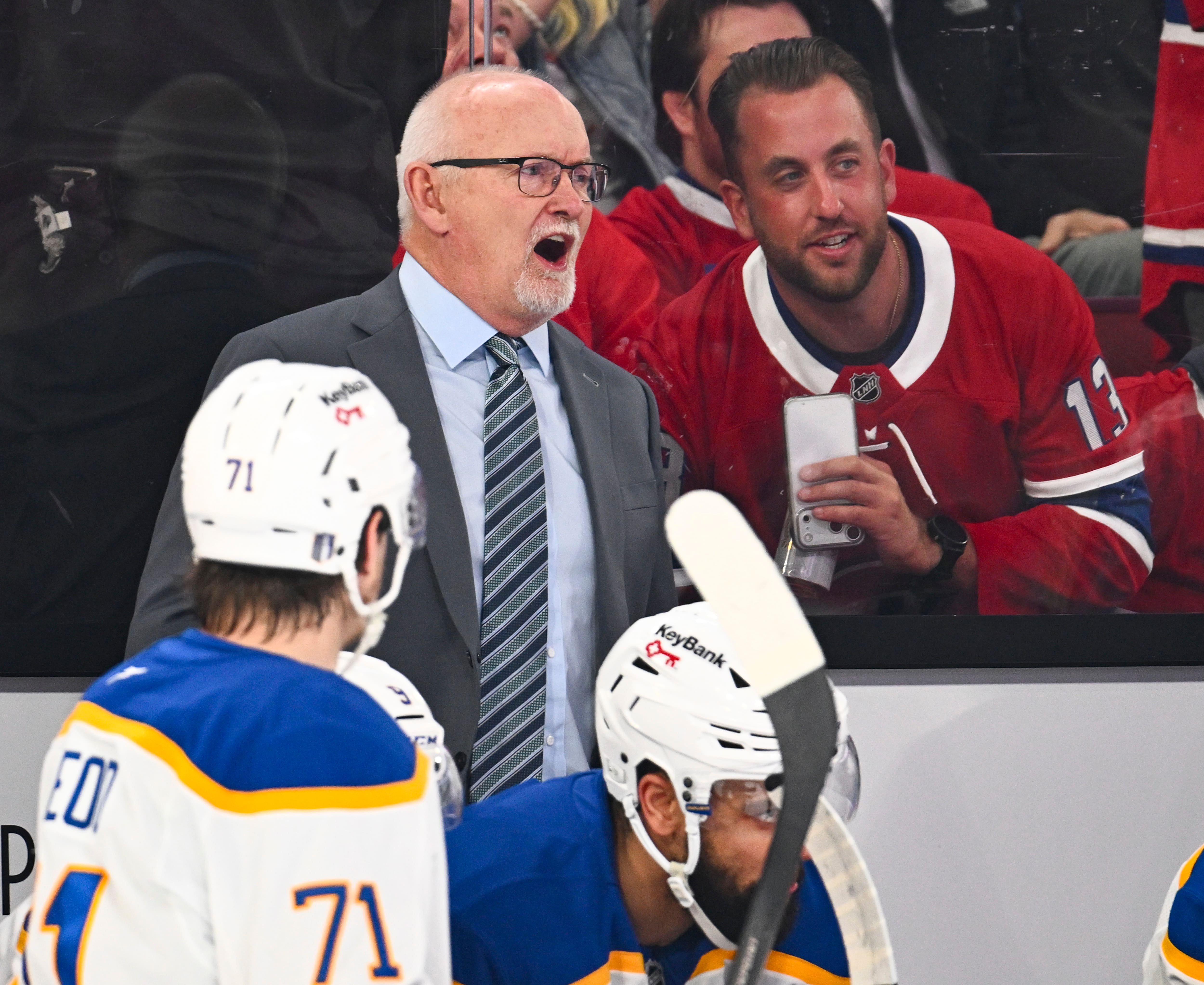 «Leurs joueurs tombent facilement»: l'entraîneur-chef des Sabres trouve ...