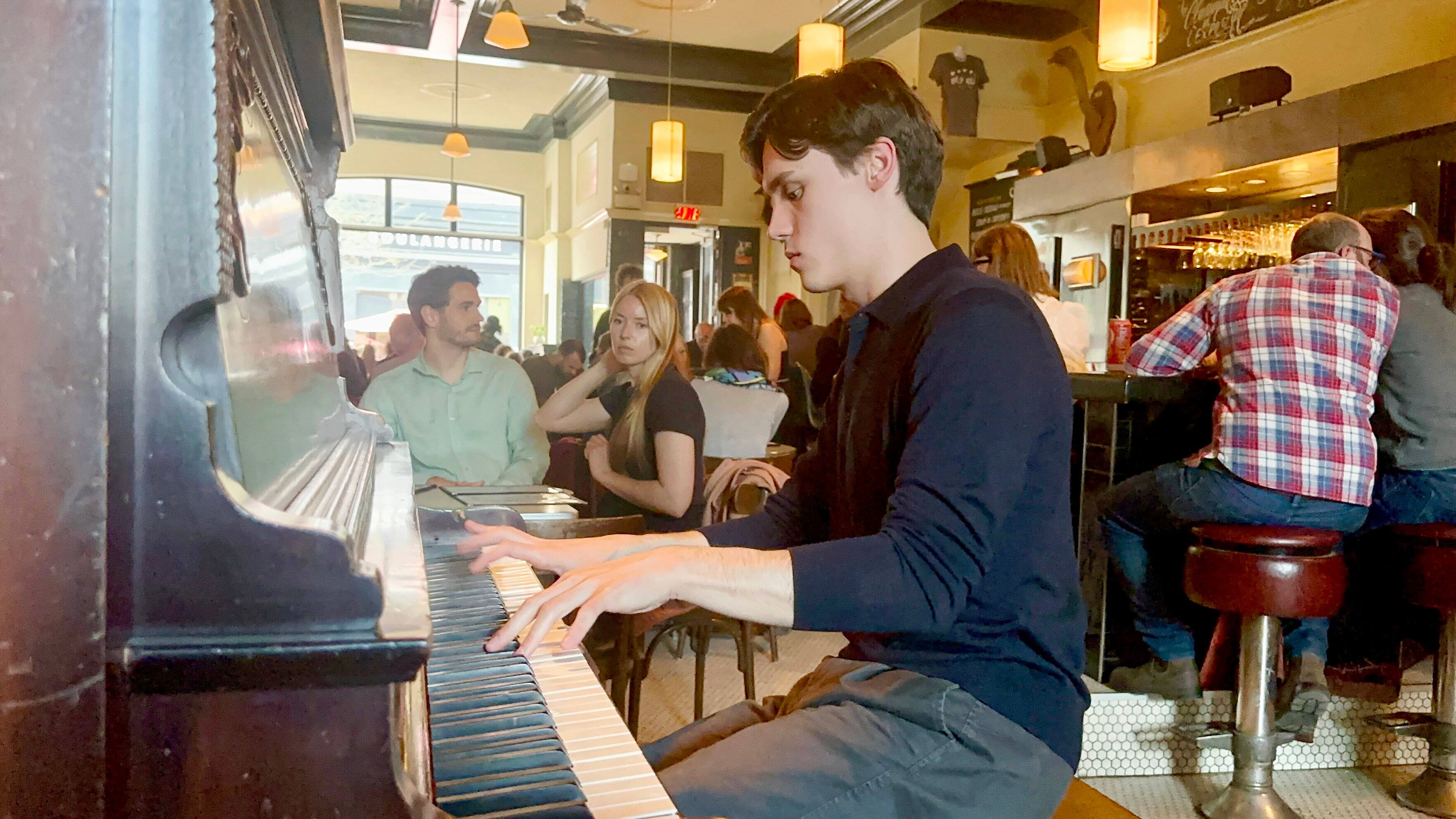 De jeunes virtuoses du piano classique impressionnent dans un bar ...