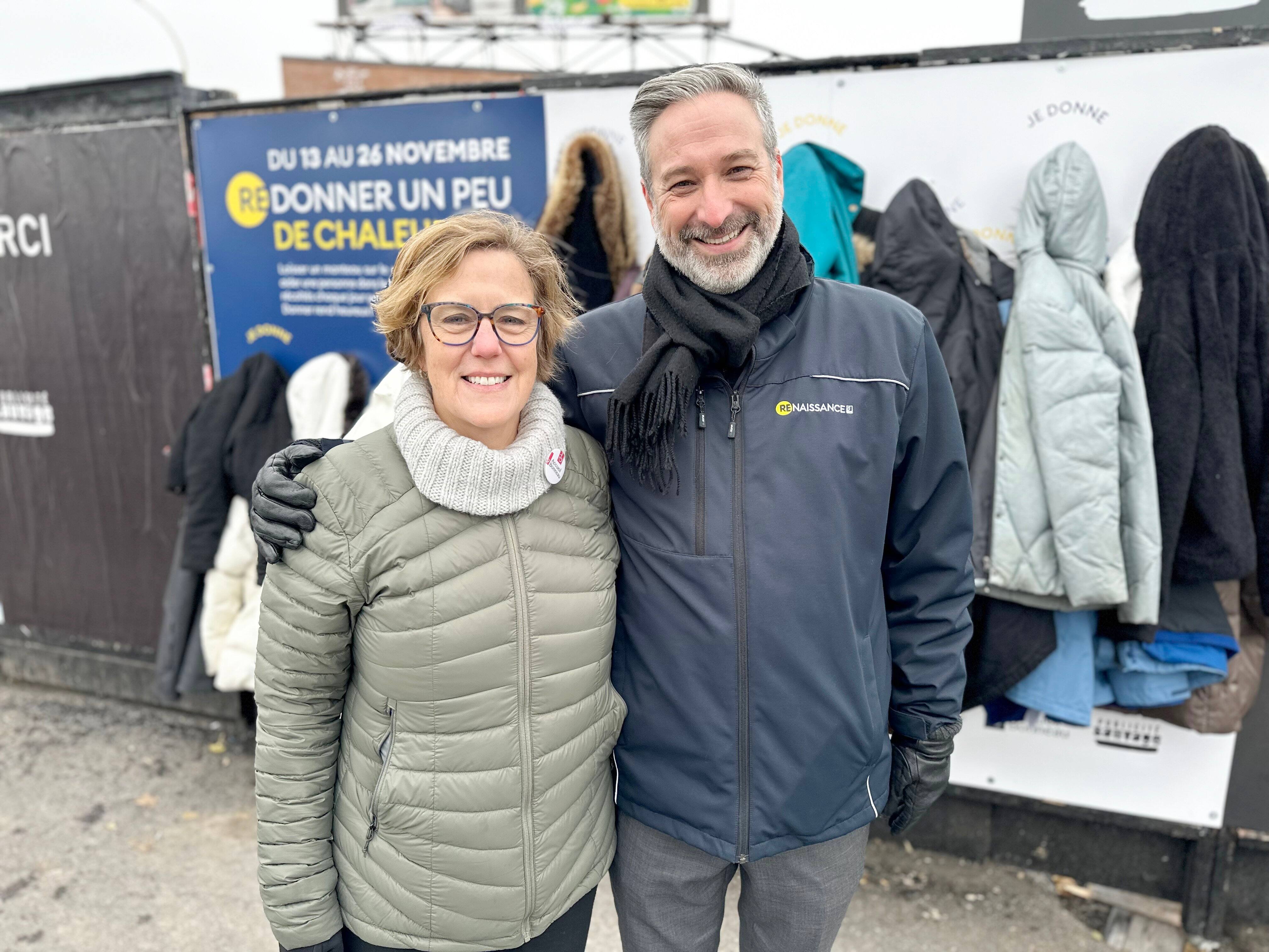 Accrochez votre manteau au Mur de la gentillesse afin de le donner à ...