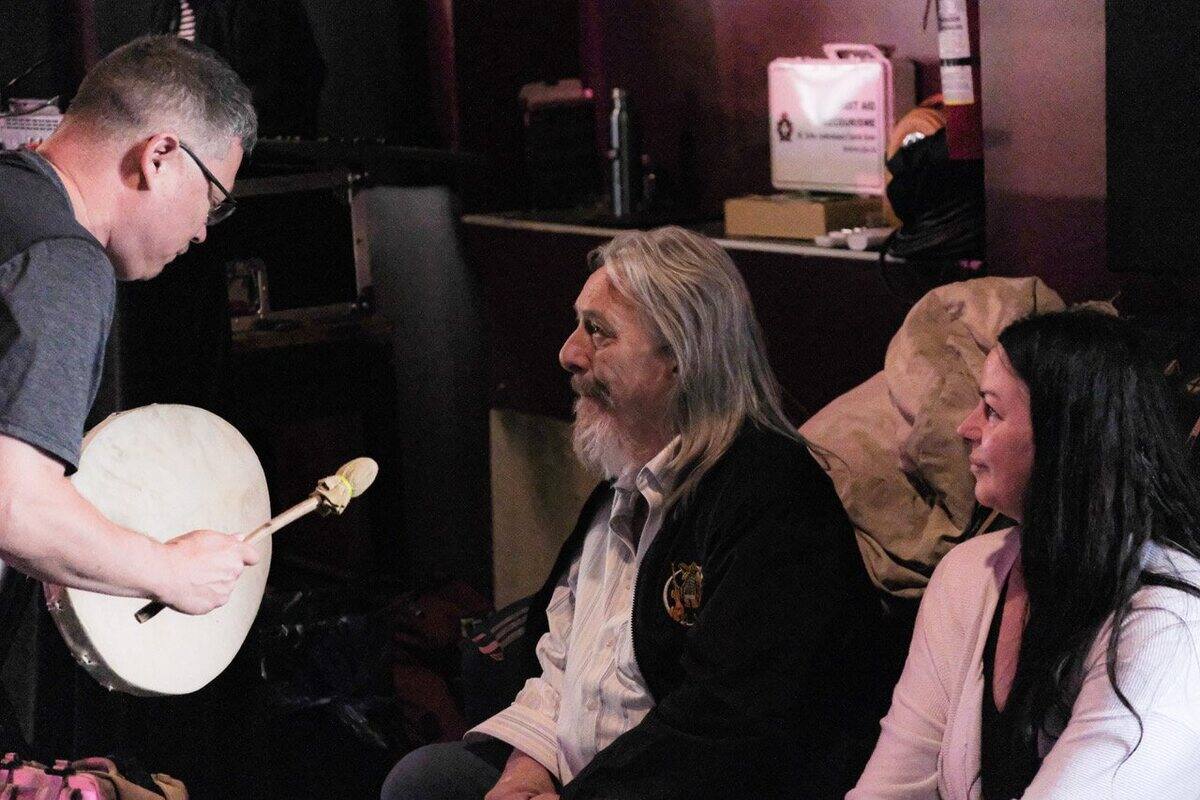 «Un musicien parmi tant d'autres» chanté en 11 langues autochtones: des ...