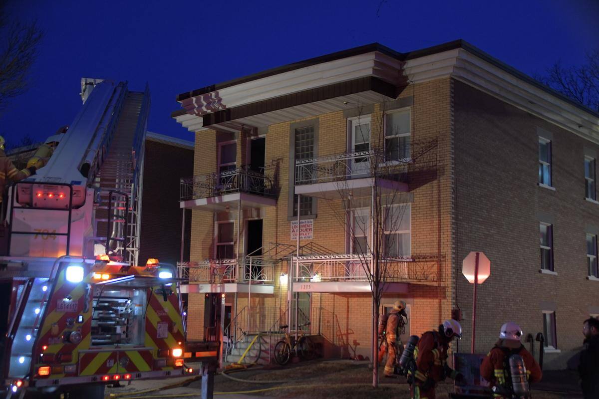 Québec: 35 pompiers combattent un incendie | JDQ