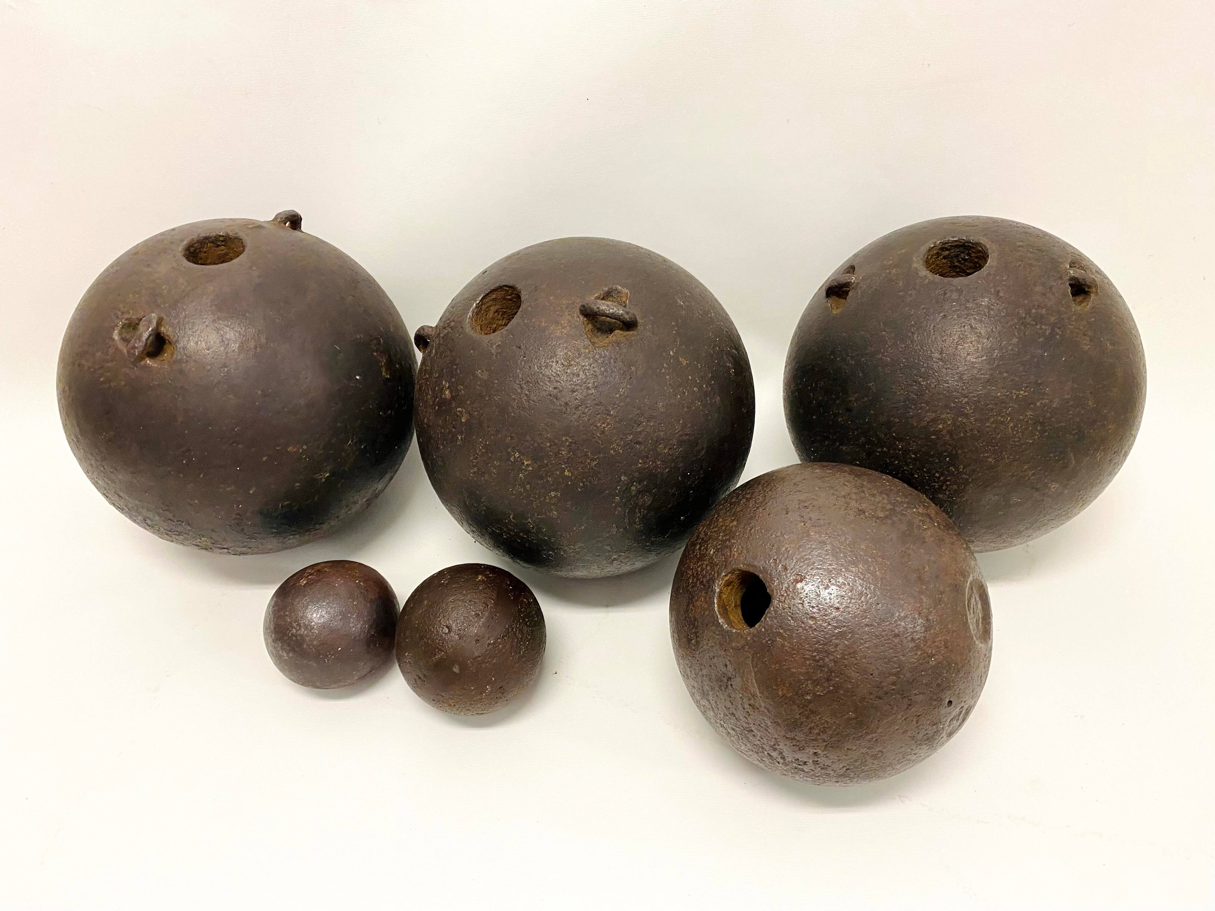 Neuf bombes et boulets du 18e siècle dénichés dans des ventes-débarras ...
