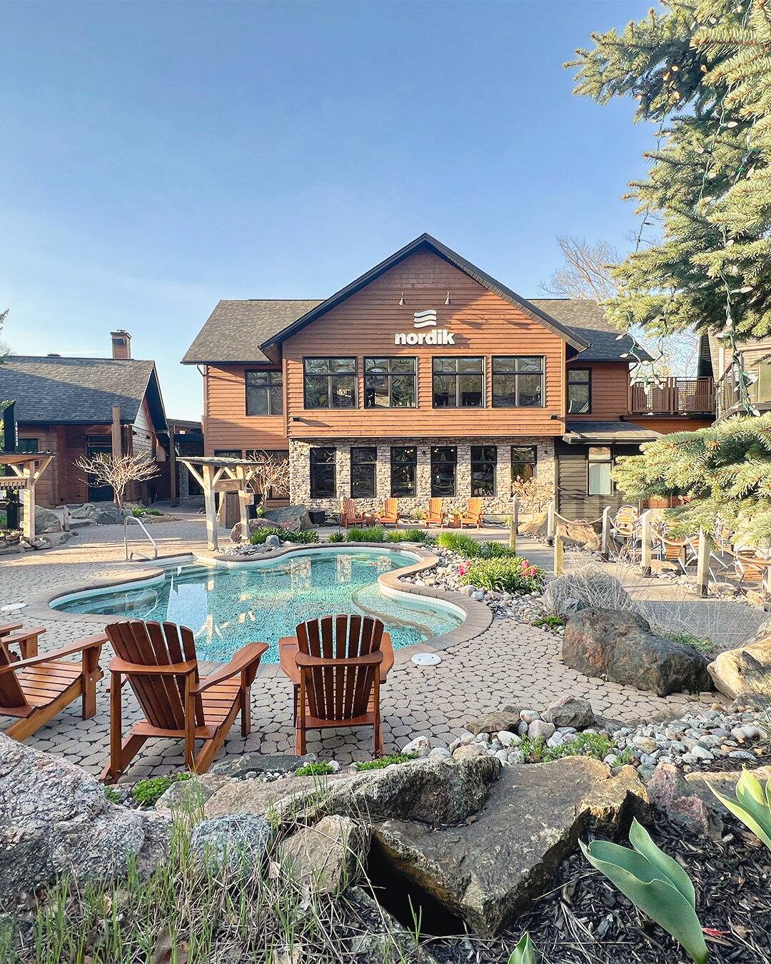 «Ils s’en moquent»: le Nordik Spa Village Chelsea fait face à plusieurs ...