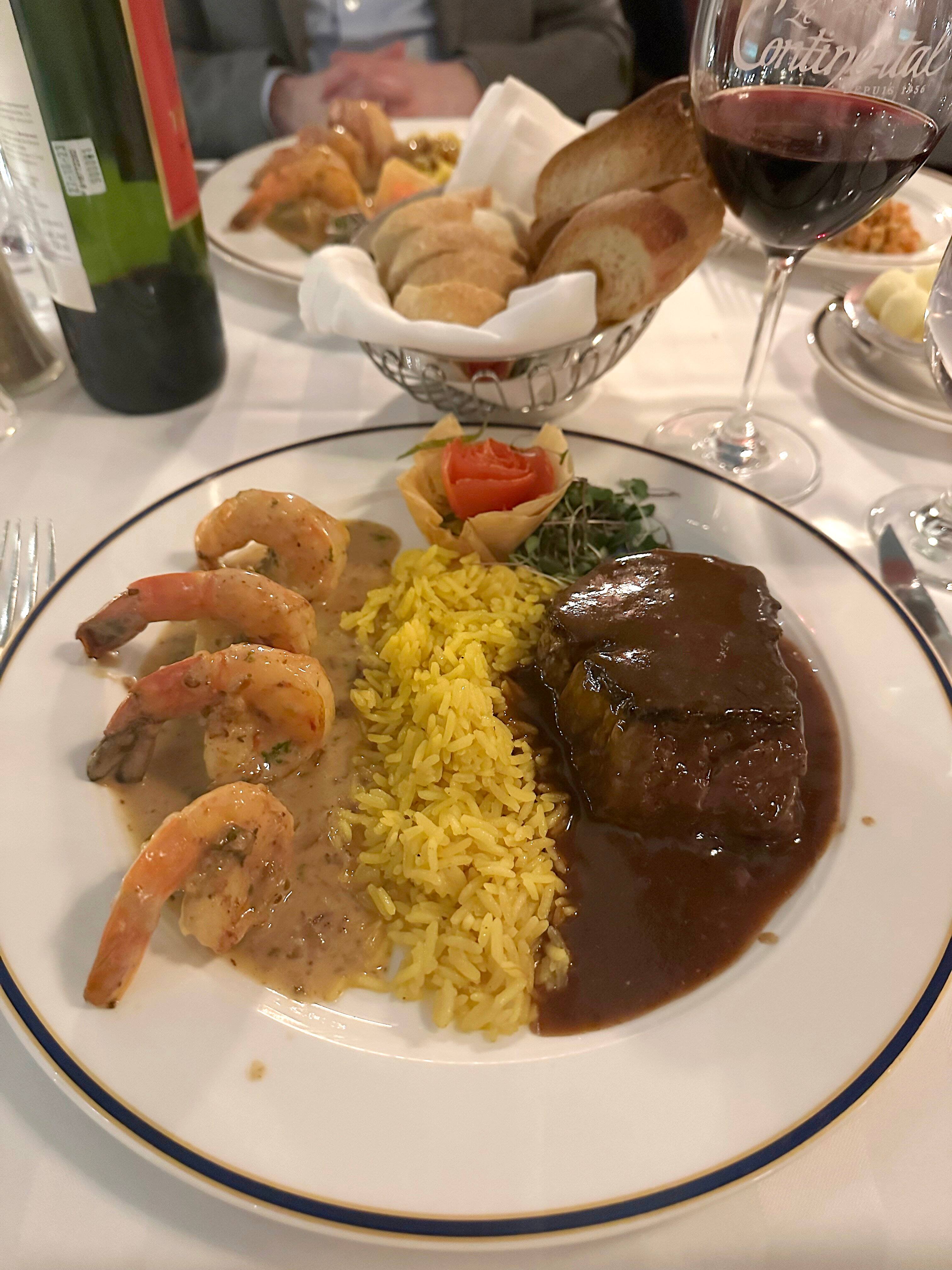 Le Continental: j’ai essayé le seul restaurant au Québec qui fait ...