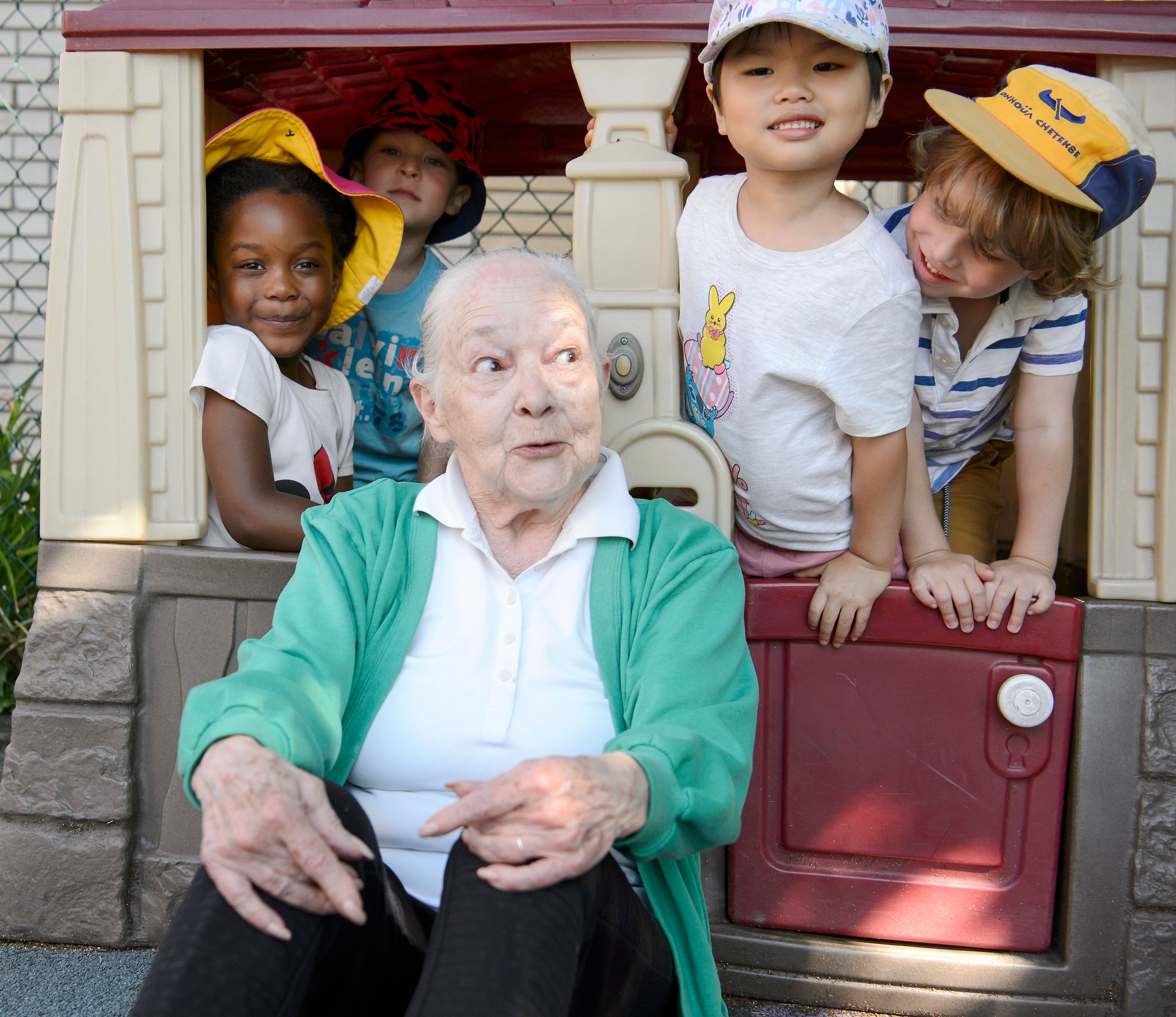 À 75 ans, elle est toujours éducatrice en garderie | Salut Bonjour
