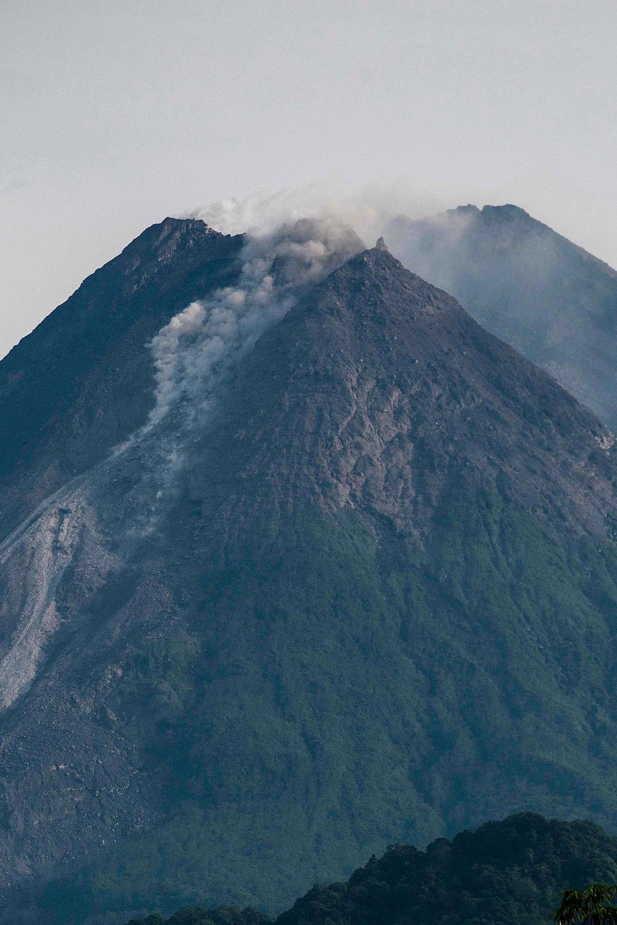 Indonésie: le volcan Merapi entre en éruption | TVA Nouvelles