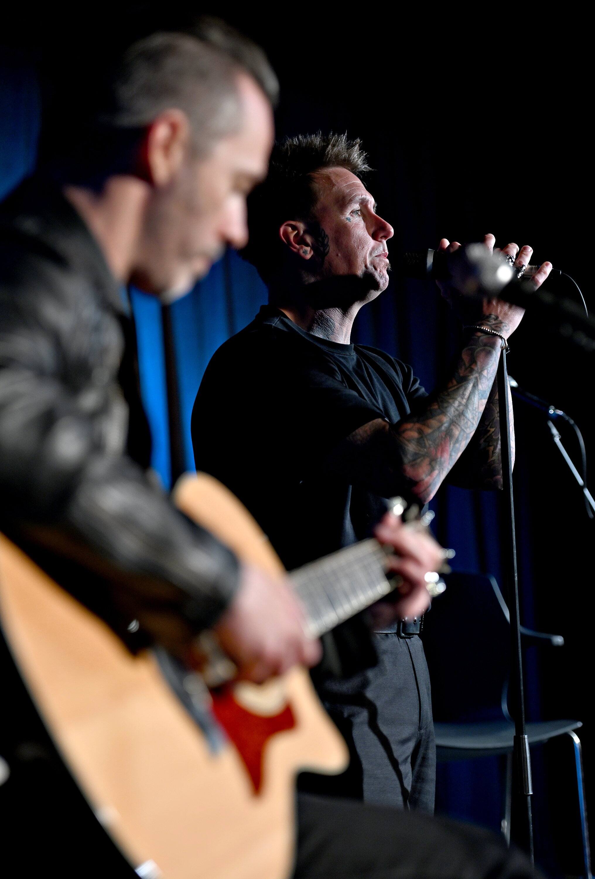 «Leave A Light On (Talk Away The Dark)»: Papa Roach continue de s’impliquer pour la prévention ...