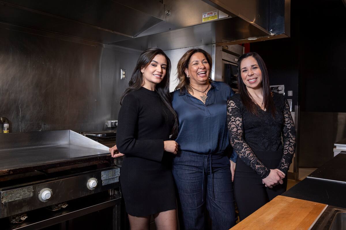 Fadwa de MasterChef Québec lance des fleurs à Meriem | 7 Jours