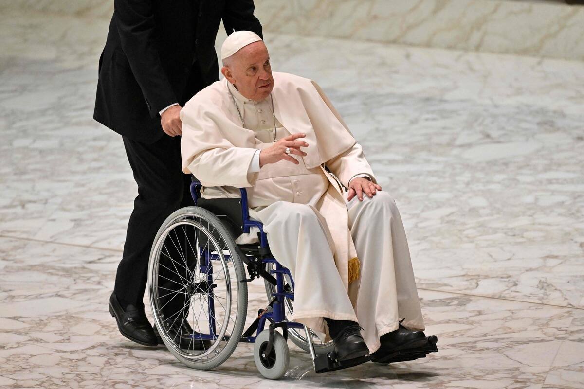 Le pape François, souffrant du genou, contraint au fauteuil roulant | JDM
