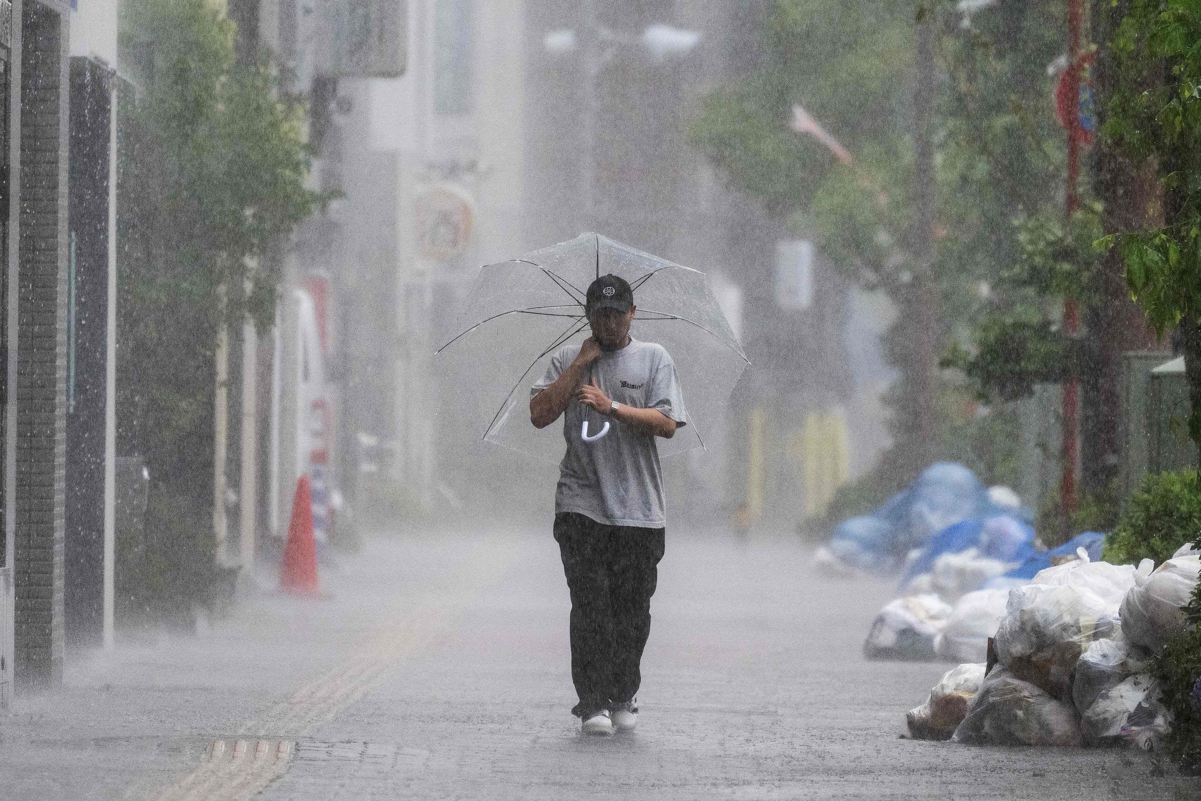 Japon: une tempête tropicale frappe Tokyo, alerte aux inondations | JDM ...