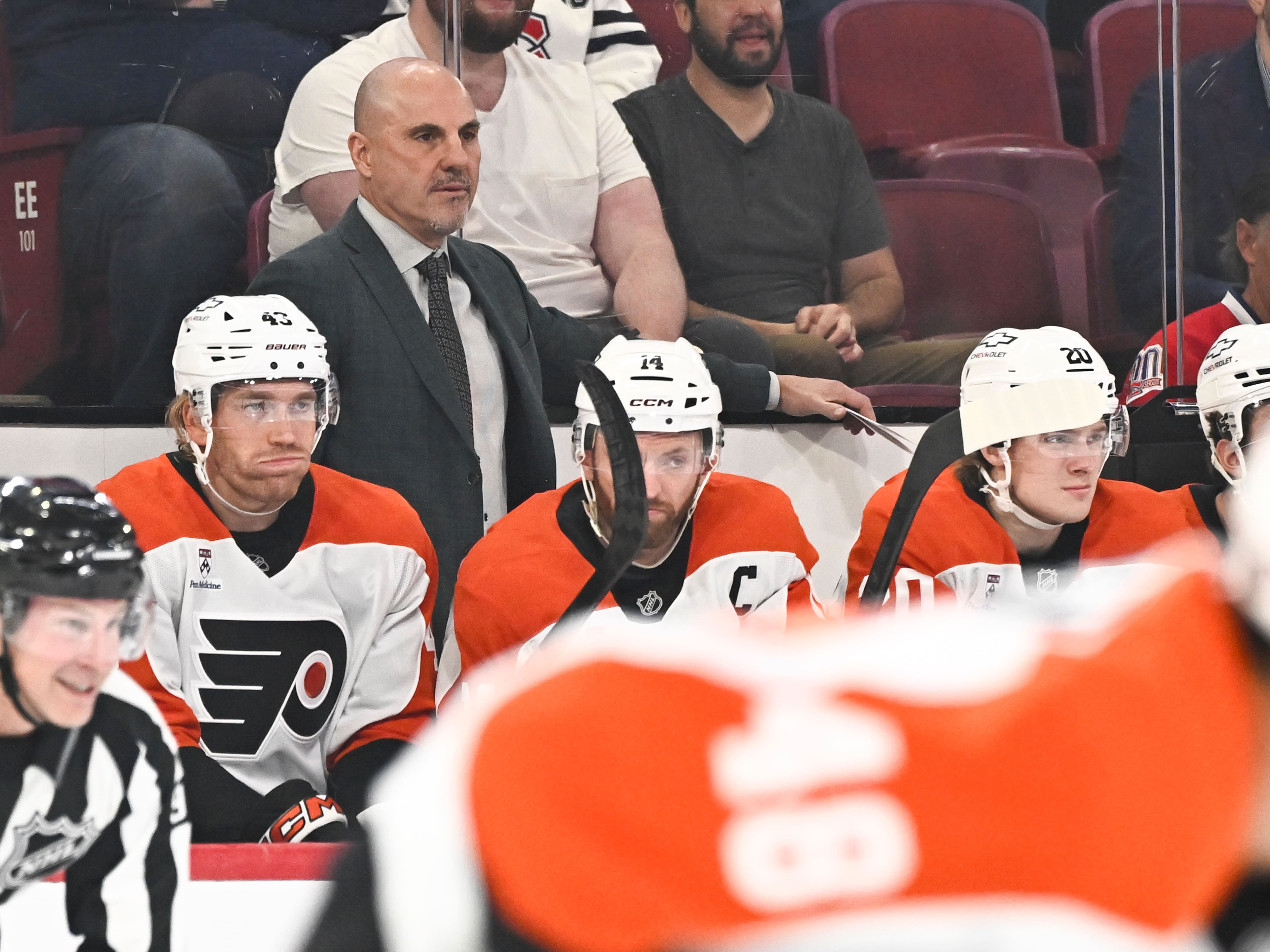 Les Flyers arrivent à Montréal et leur coach a le feu au derrière | JDM