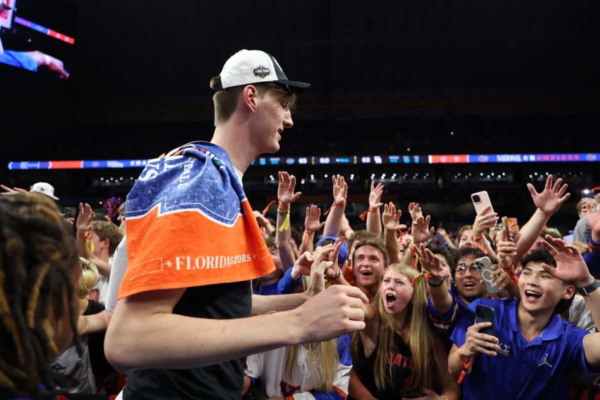 Le Québécois Olivier Rioux surplombe Donald Trump dans le Bureau ovale ...