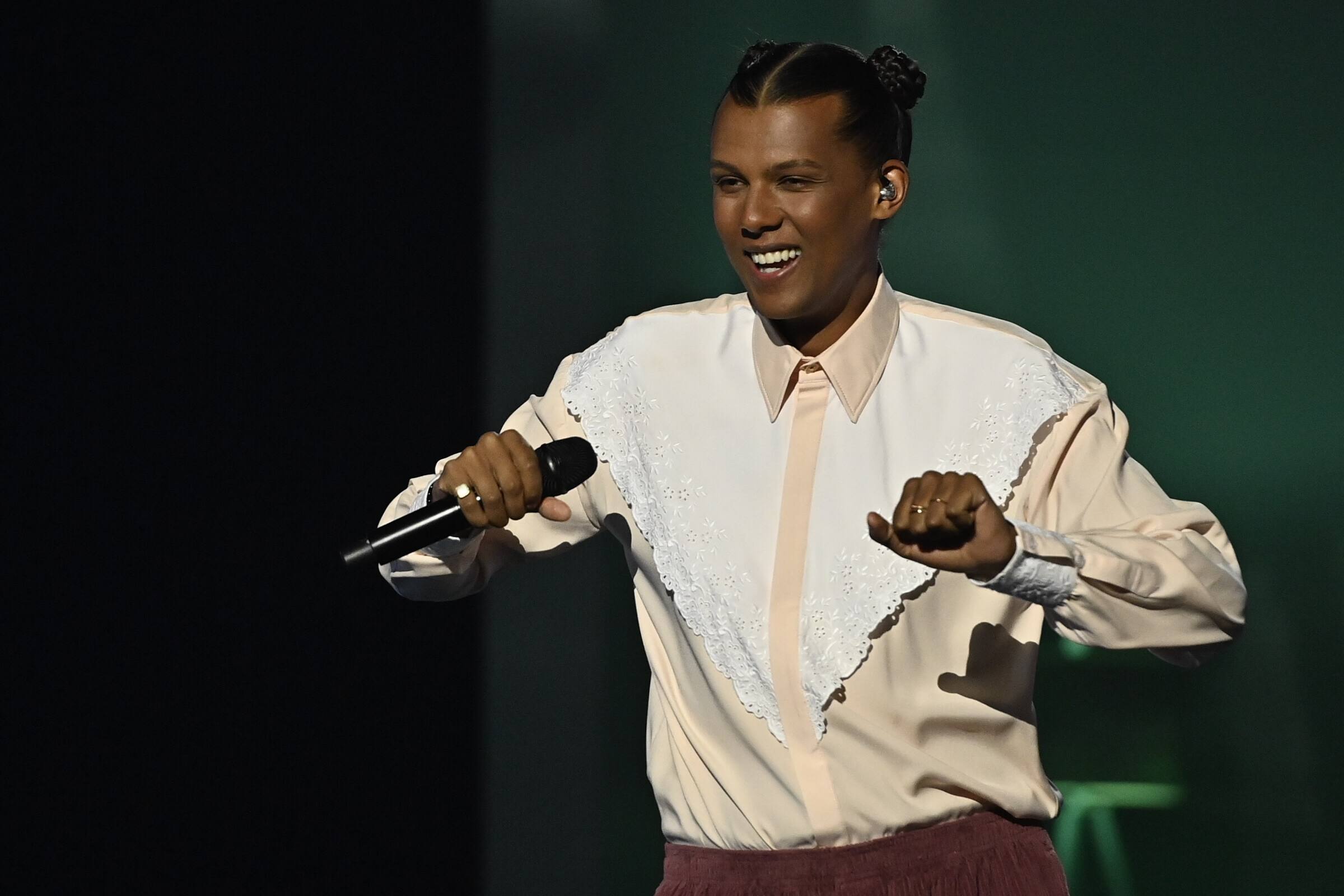 Première apparition sur scène depuis 2023 du chanteur Stromae lors d'un ...