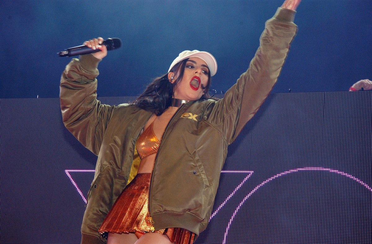 Charli XCX souffre sur scène | Le Journal de Montréal