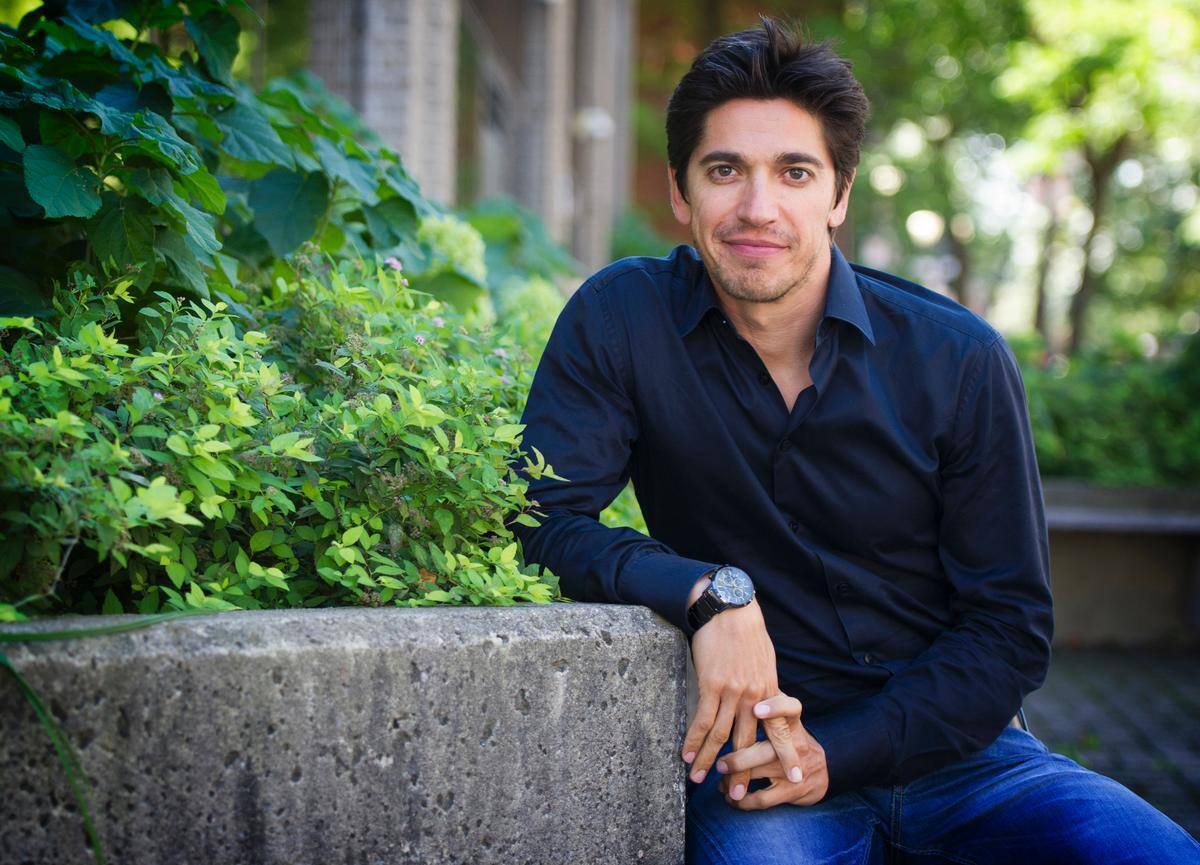 TVA : Yan England réalisera «Les bracelets rouges» | JDM