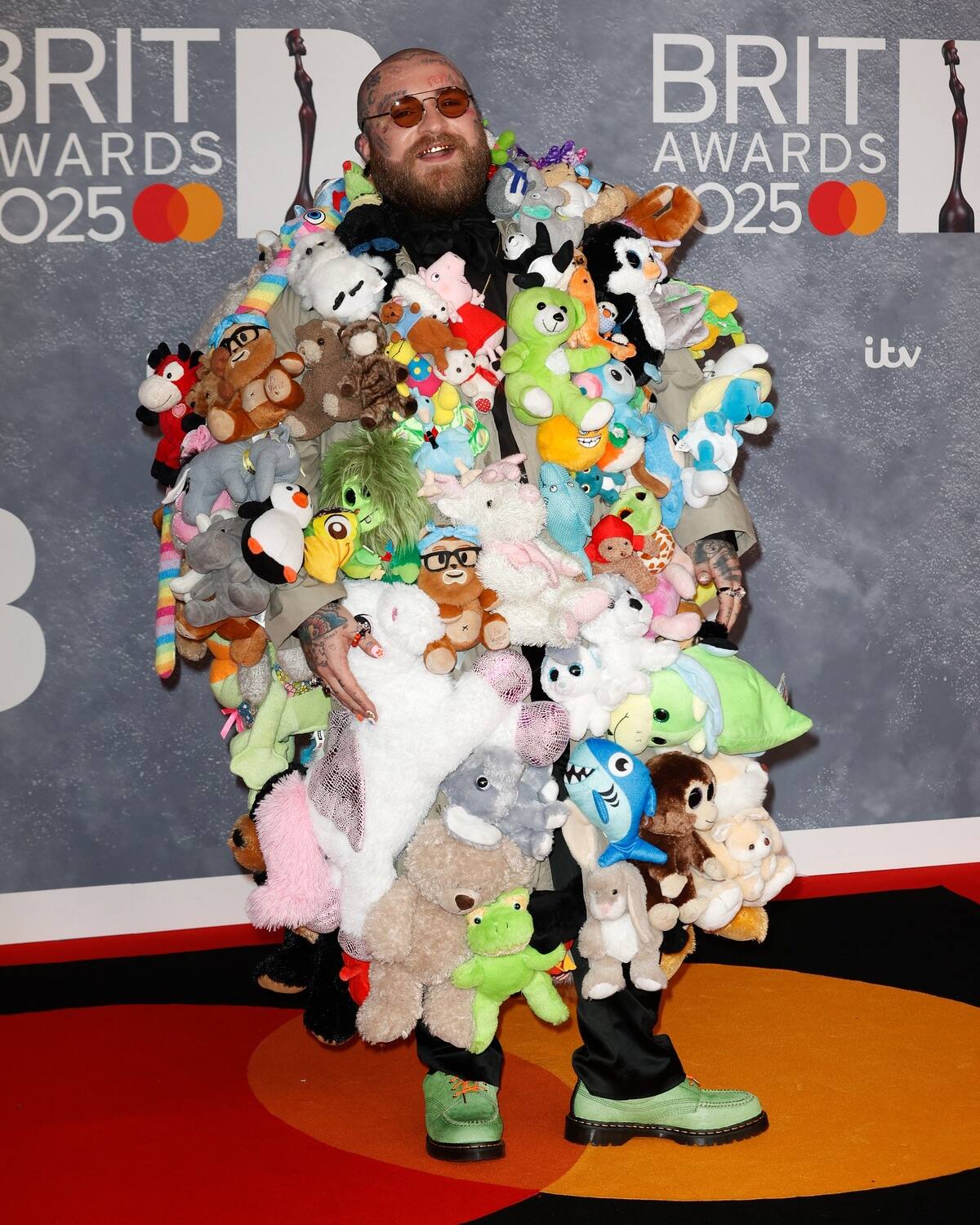 [PHOTOS] De Sabrina Carpenter à Lenny Kravitz, les stars défilent sur le tapis rouge des BRIT ...