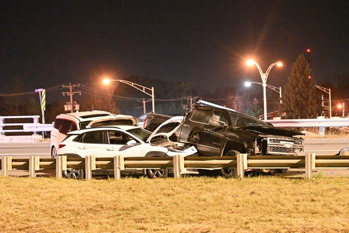 Une collision impliquant quatre véhicules fait un mort et plusieurs ...