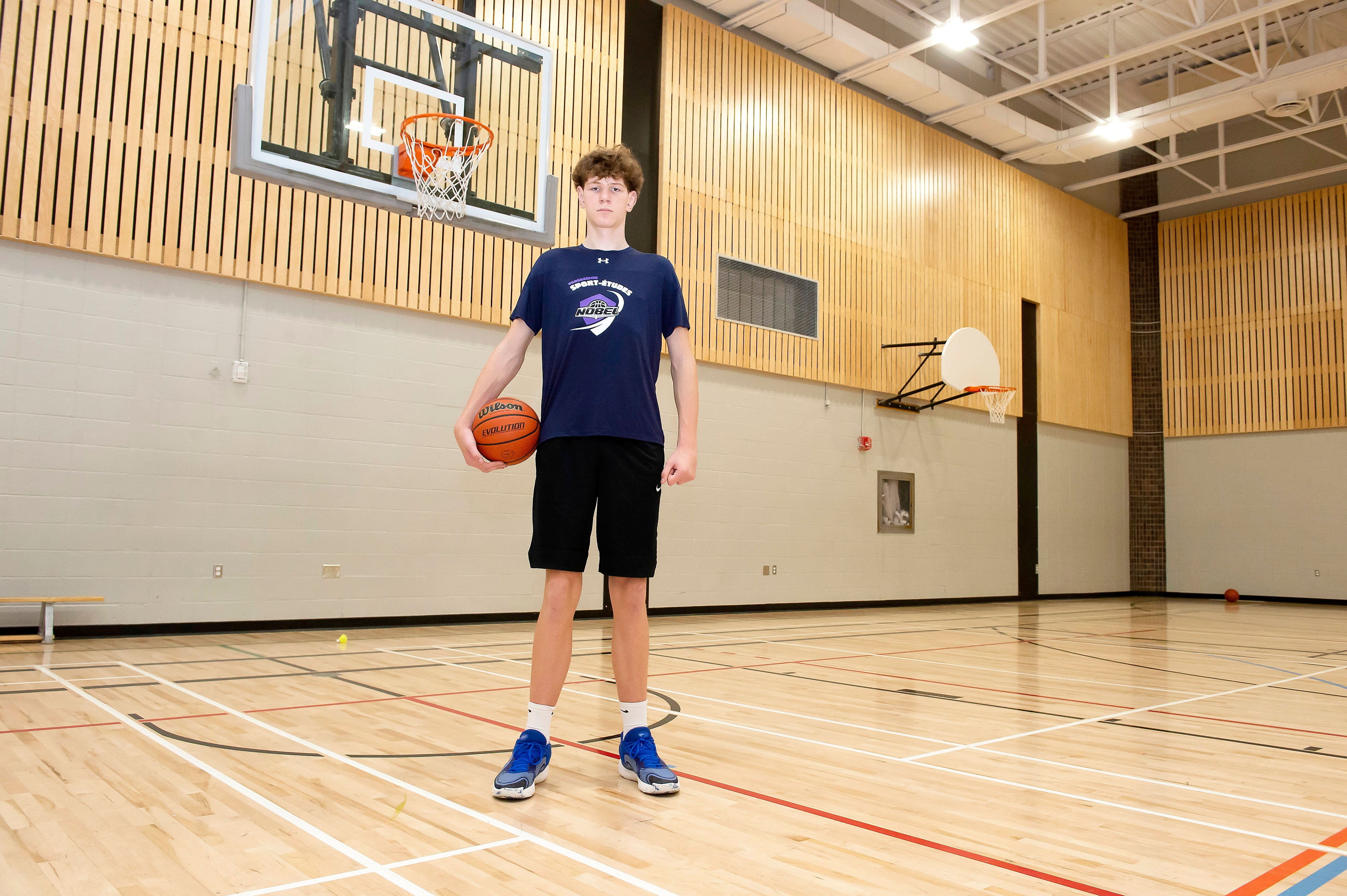 Voici Jérémy Gohier, 14 ans, l’autre «géant» du basket à 7 pi 3 po dans ...