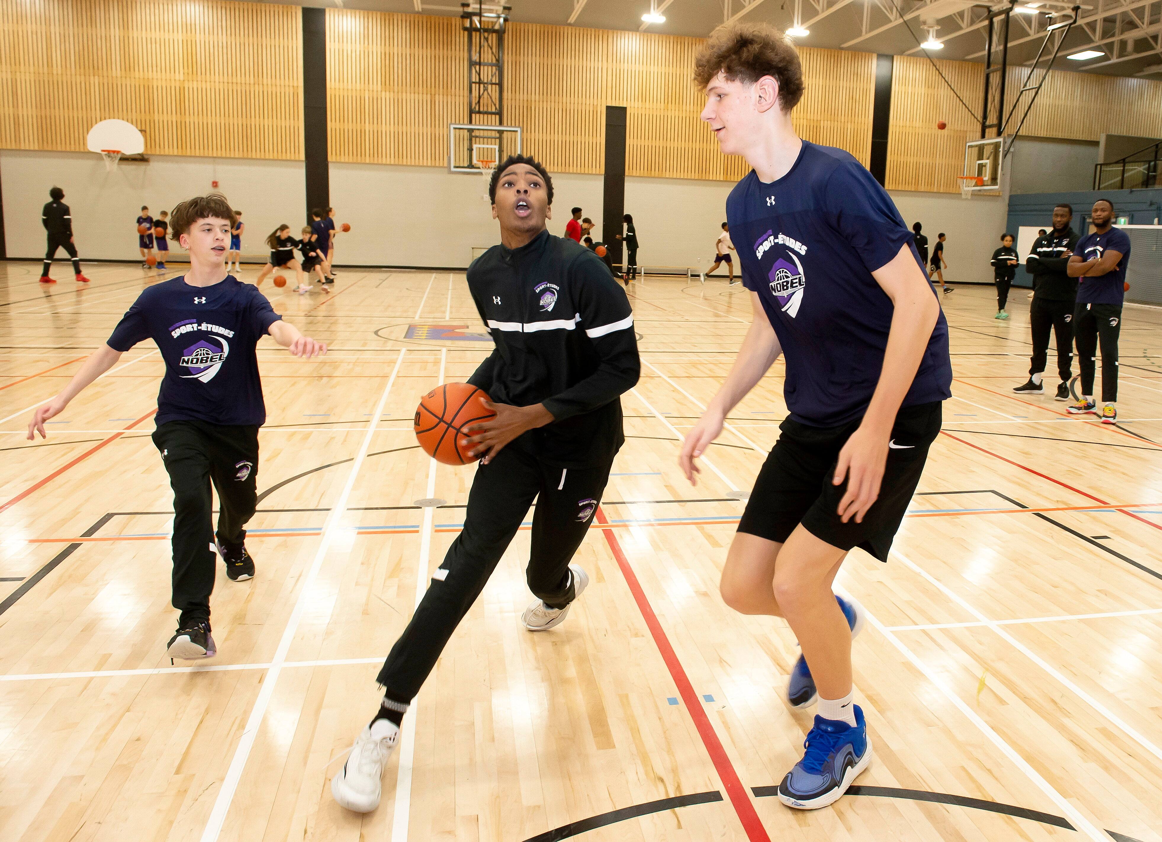 Voici Jérémy Gohier, 14 ans, l’autre «géant» du basket à 7 pi 3 po dans ...