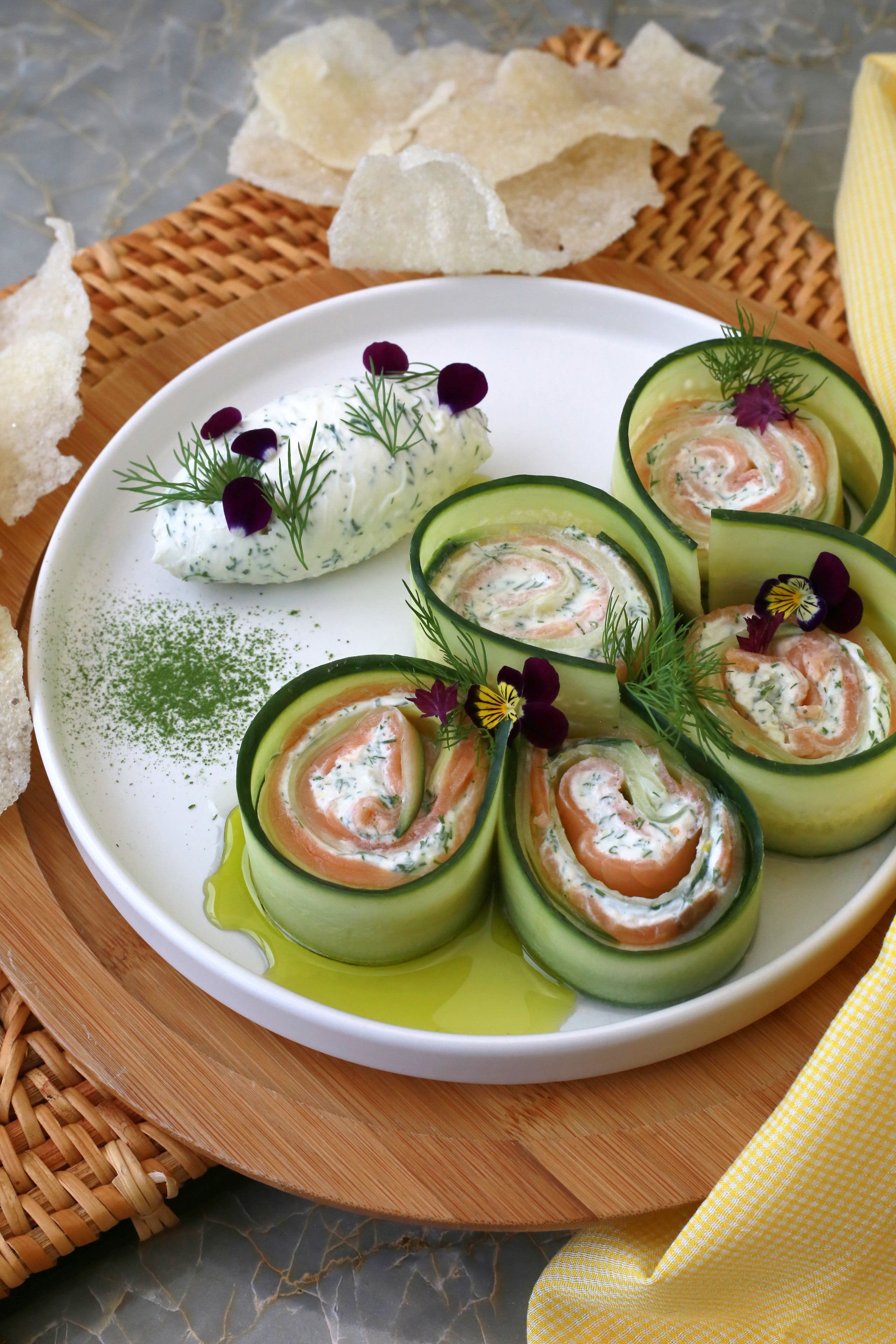 Roulades de saumon fumé et concombre au fromage à l'aneth | JDQ