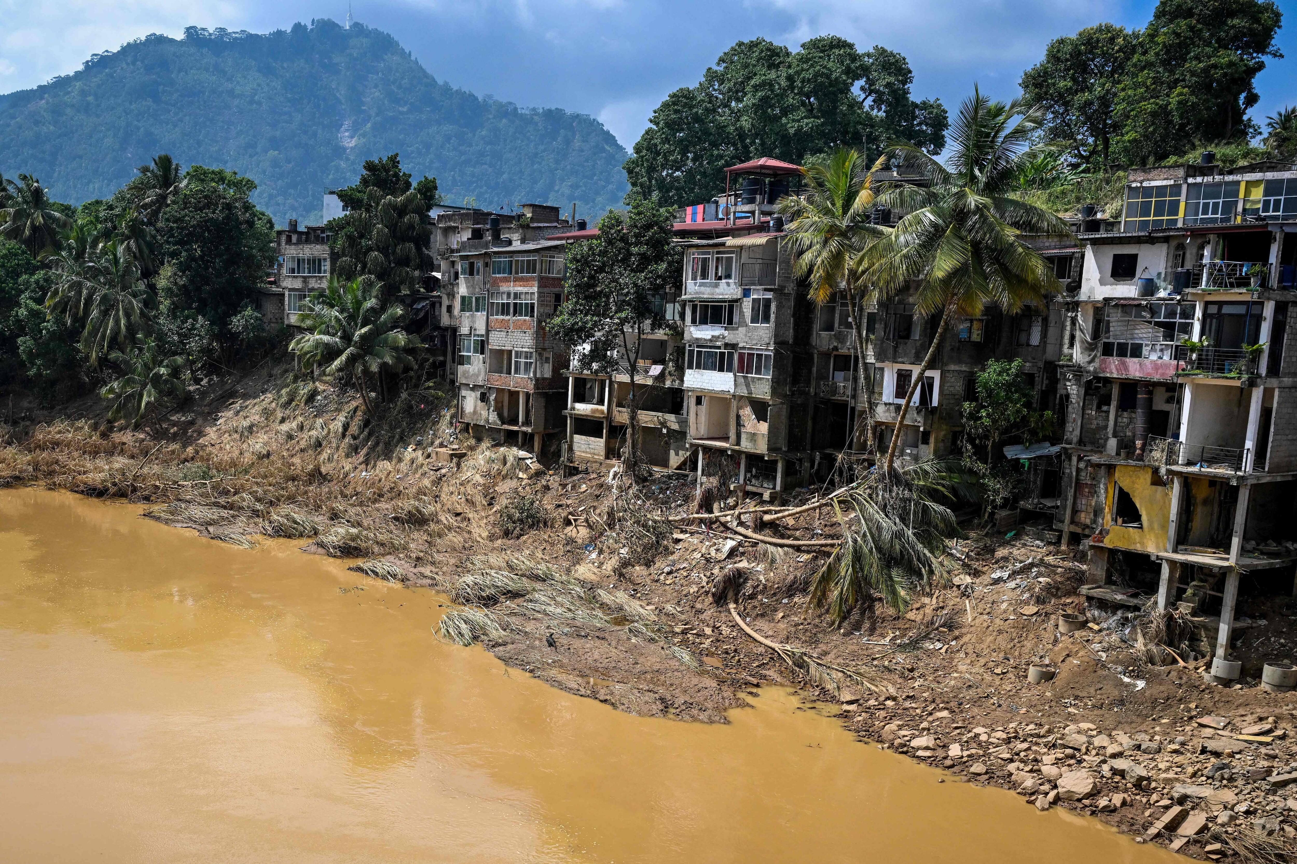 Pluies torrentielles et cyclone au Sri Lanka: un village transformé en ...