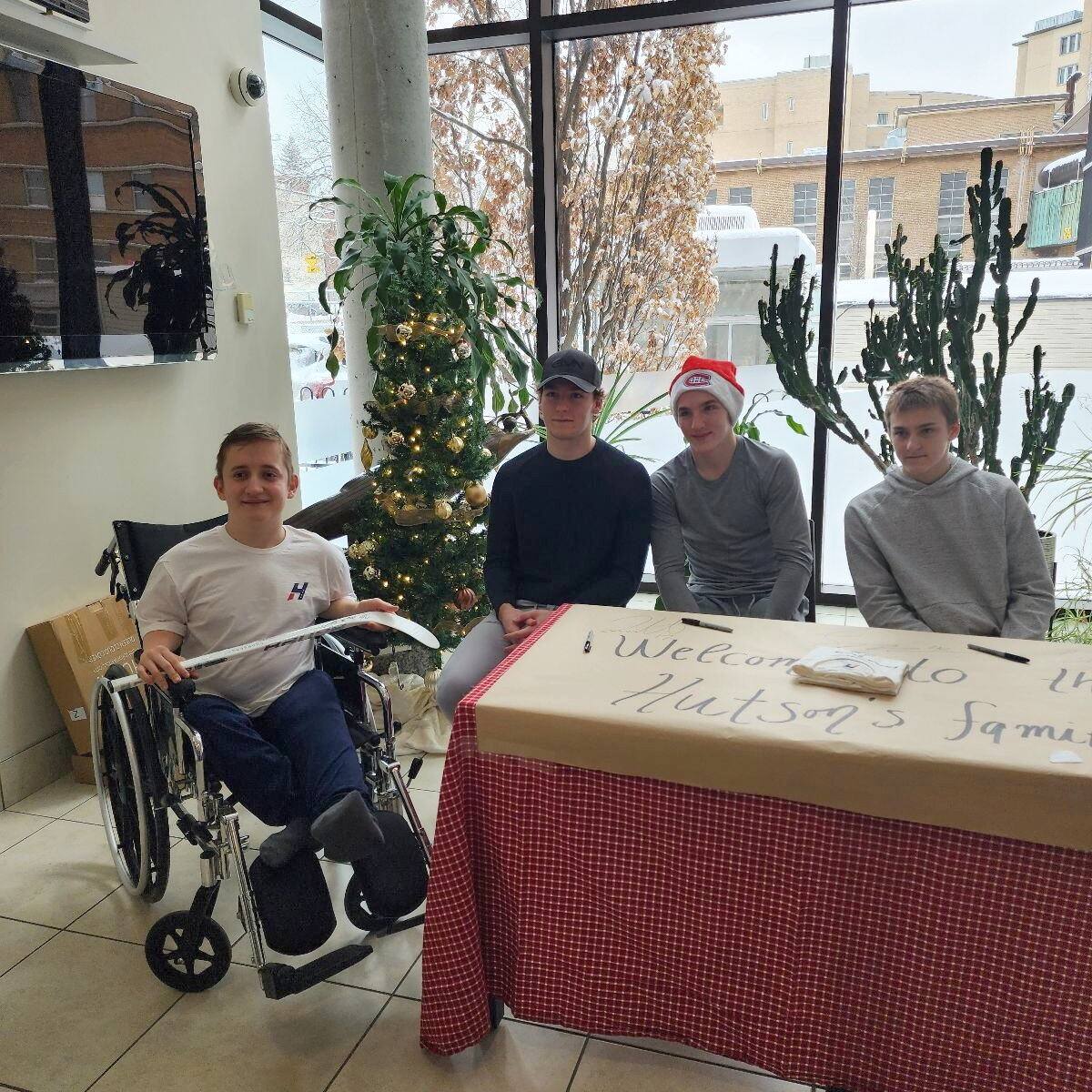 [EN PHOTOS] Lane Hutson et sa famille ont rendu visite aux enfants ...