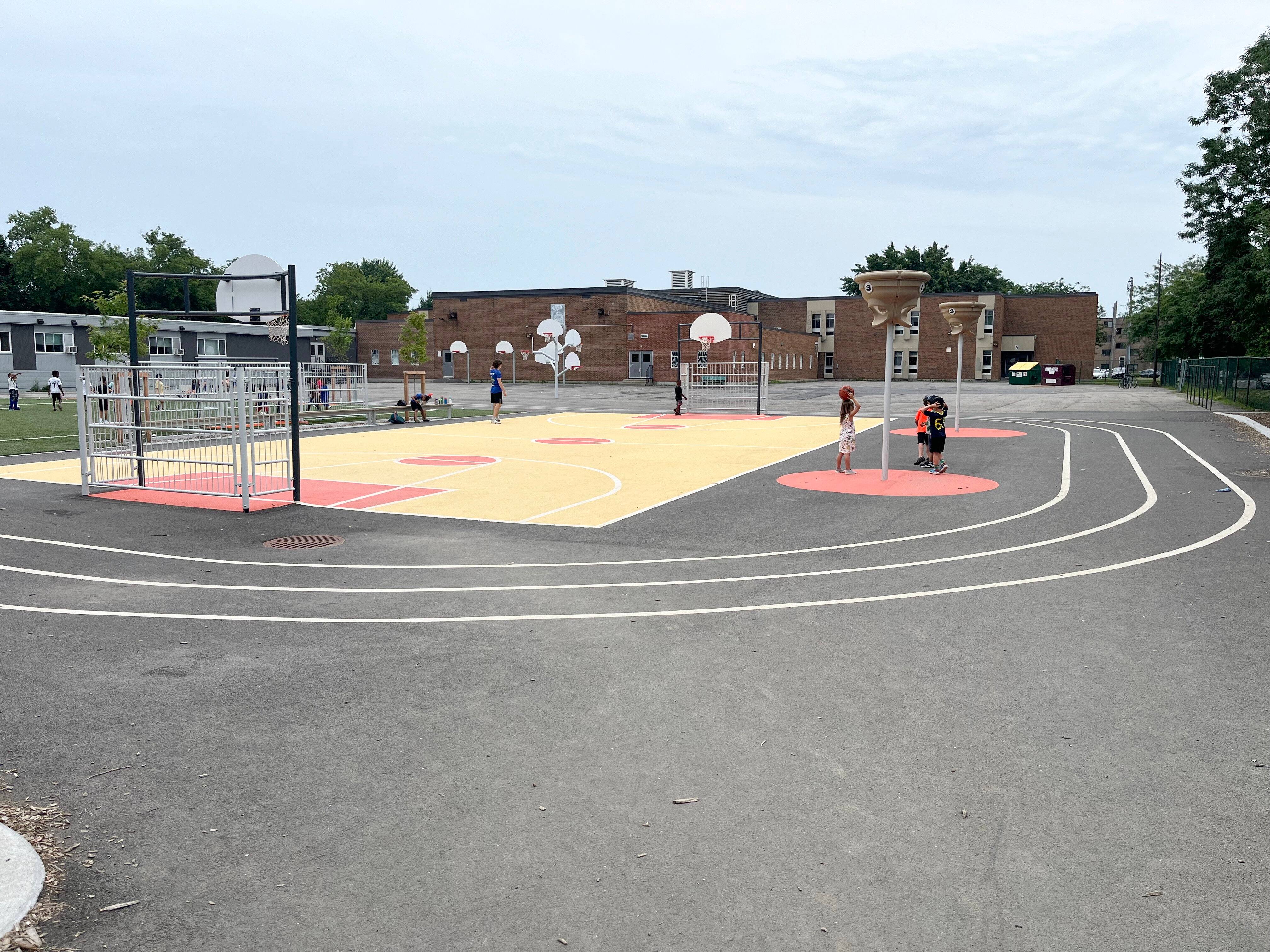Des cours d’école qui étaient les «pires» de Montréal, Laval et ...