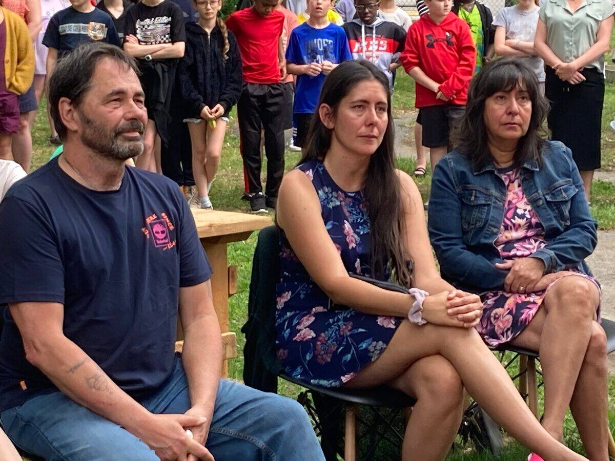 Une classe extérieure inaugurée à la mémoire d’une enseignante décédée ...